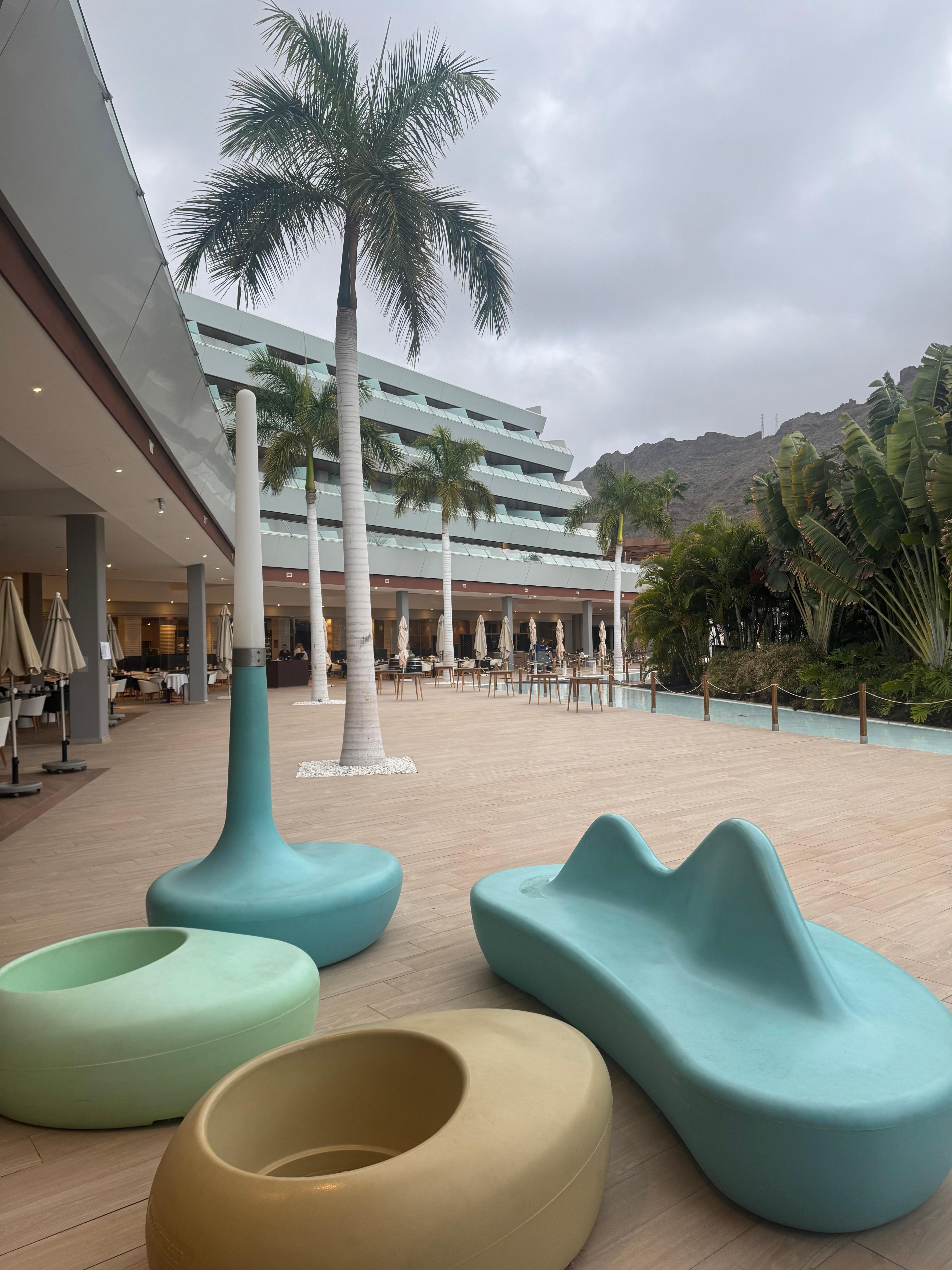 Vy från lekplats till restaurangerna 