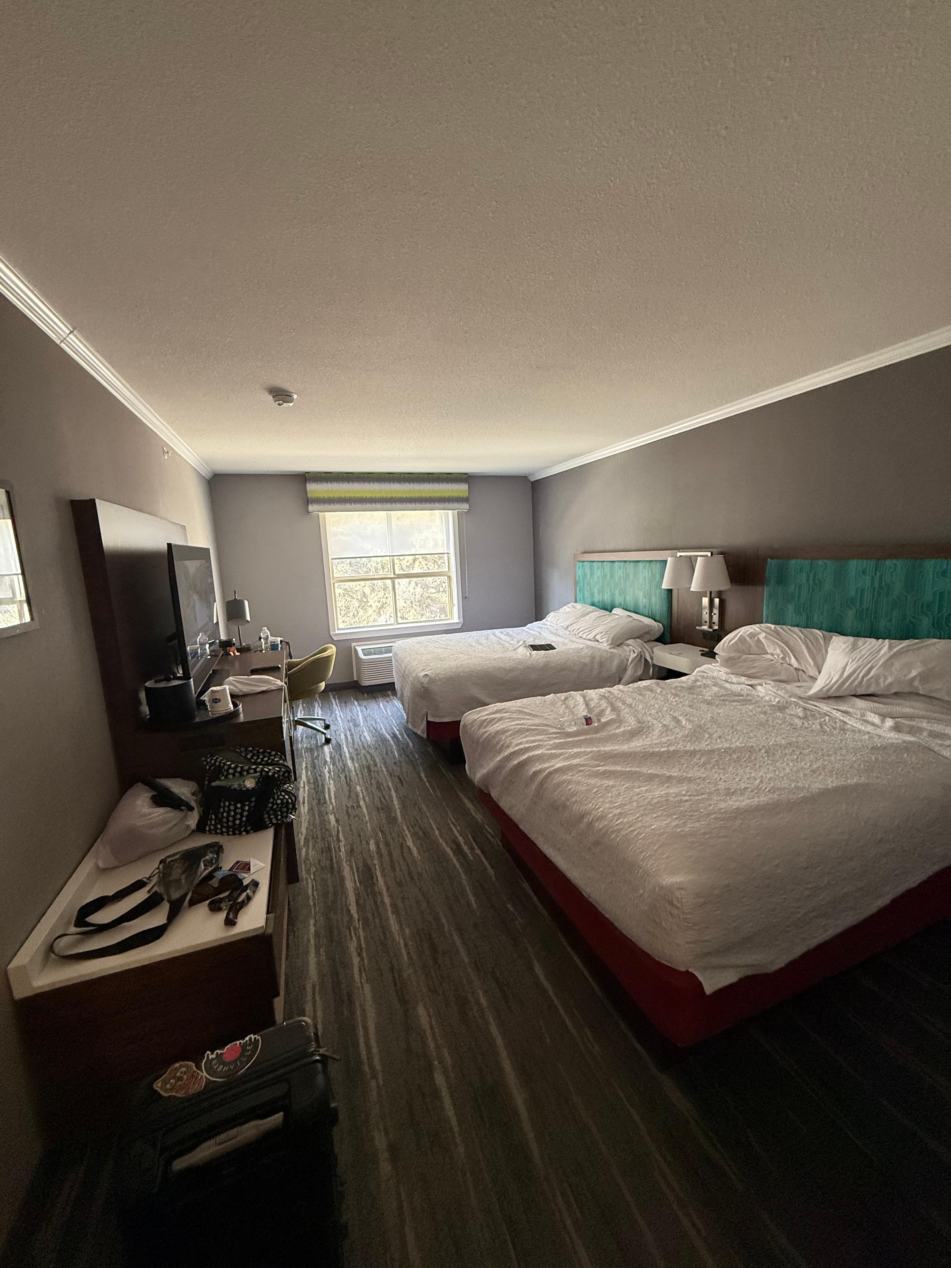 (Photos after my stay) sorry forgot to take photos before hand. Microwave & fridge with alot of plug in sources for devices. Coffee maker with choices of dark n light brew in rooms 