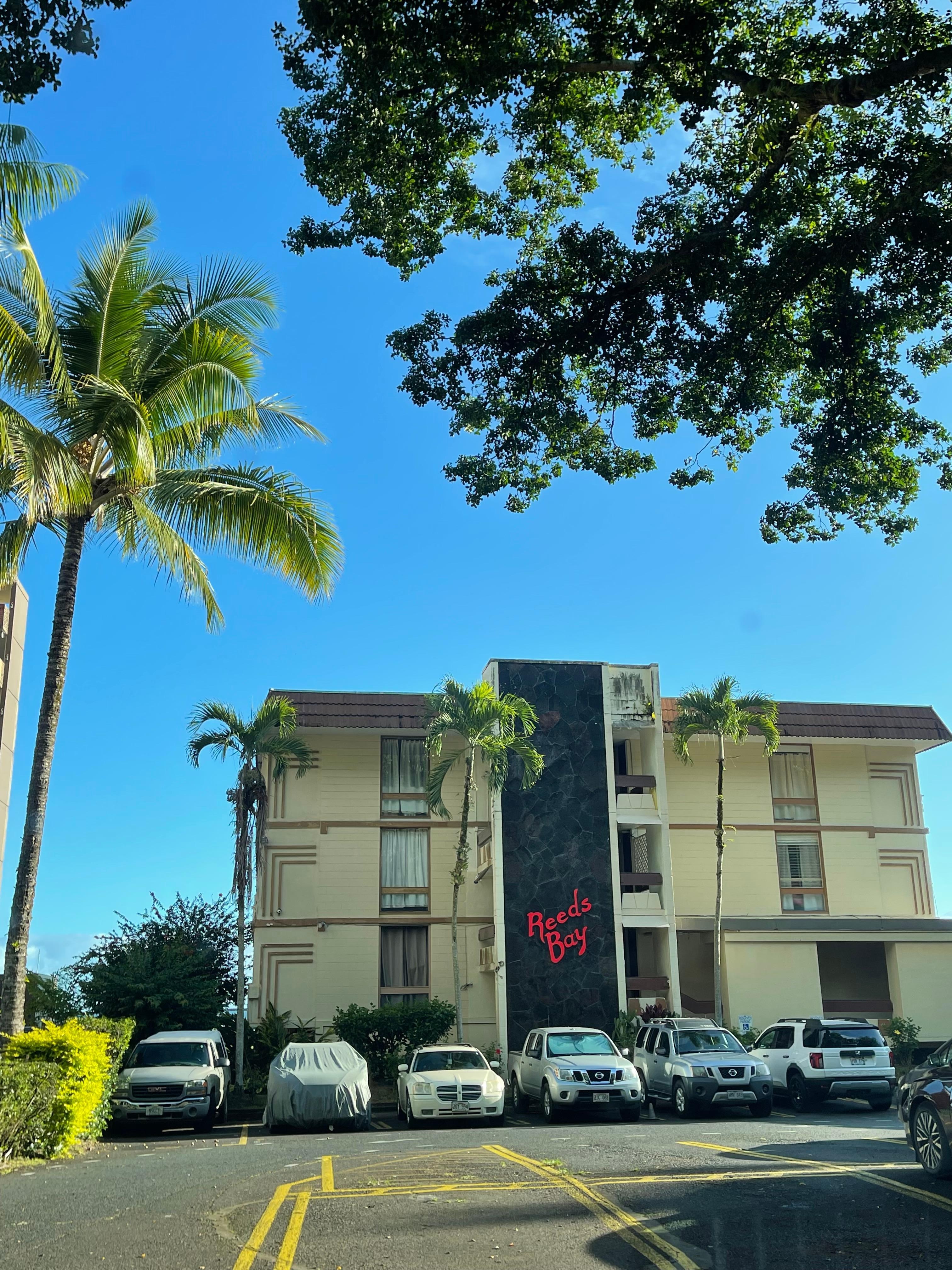 ピッアップトラックのレンタカーを停める駐車場スペースもある