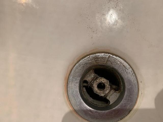Siphon Waschbecken - stark verschmutzt