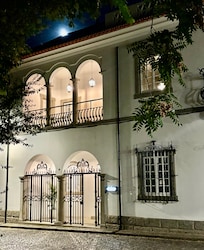 Fachada à noite