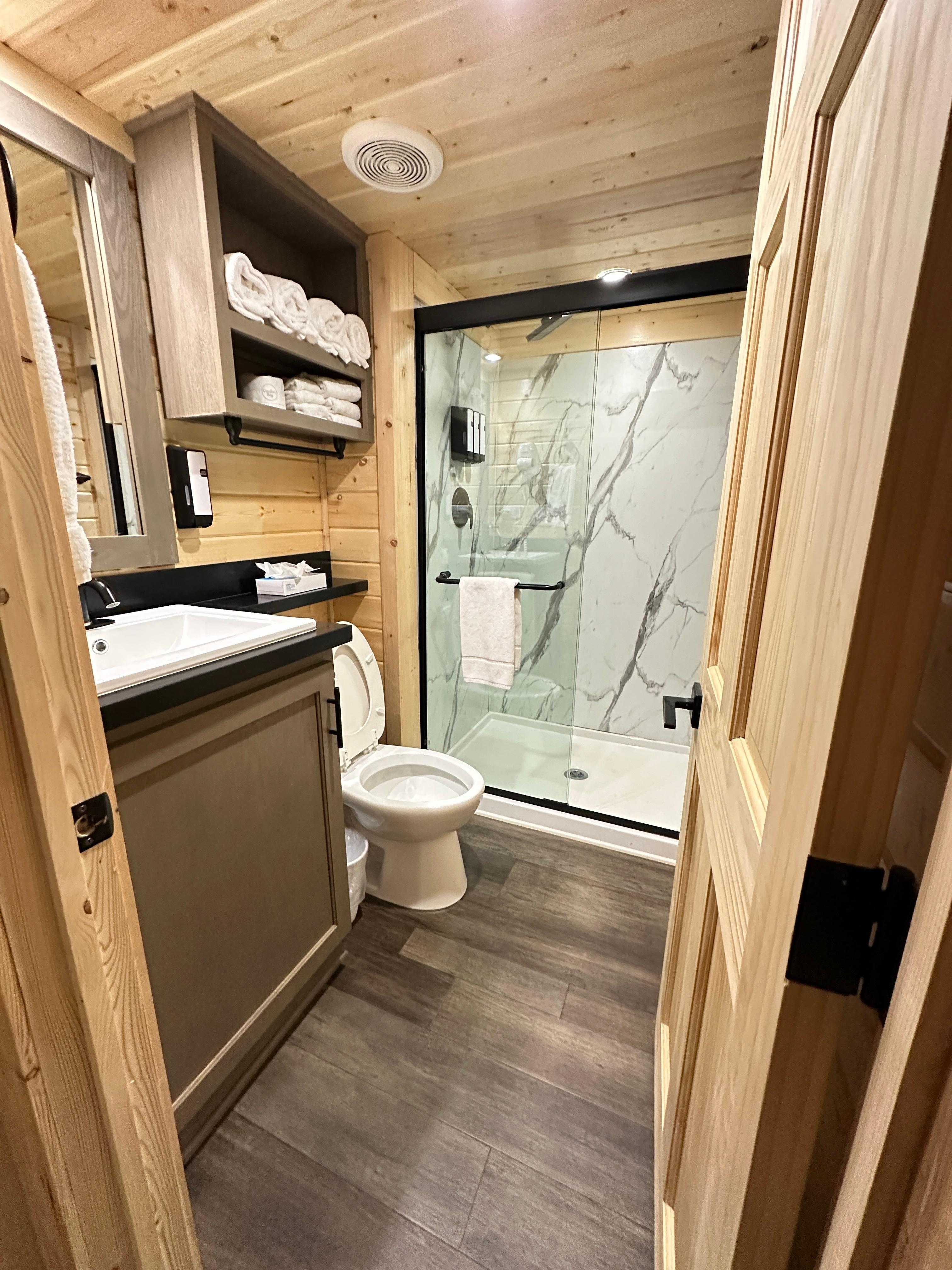 Banheiro com box de vidro