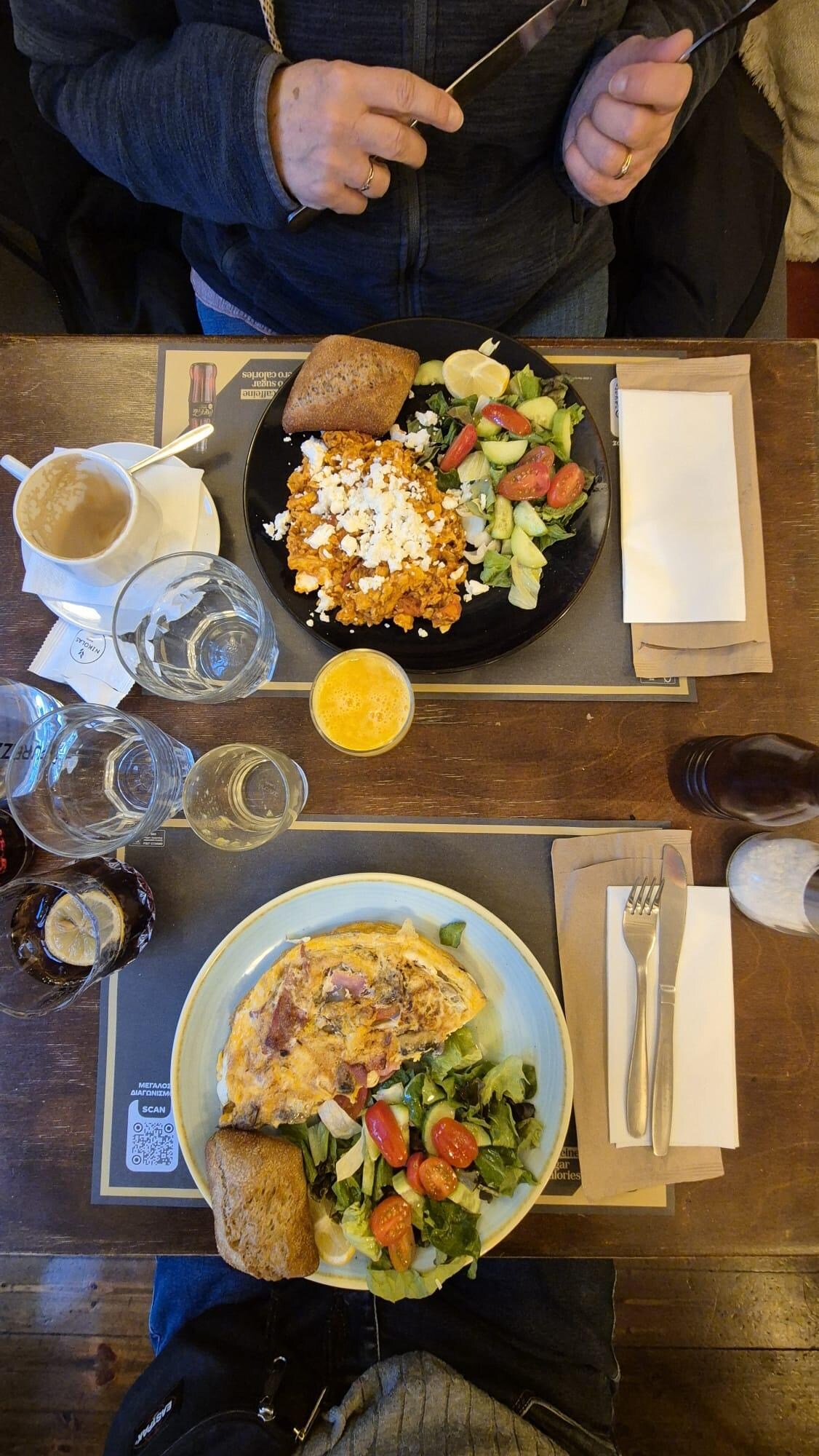 Morgenmad på lokale café.