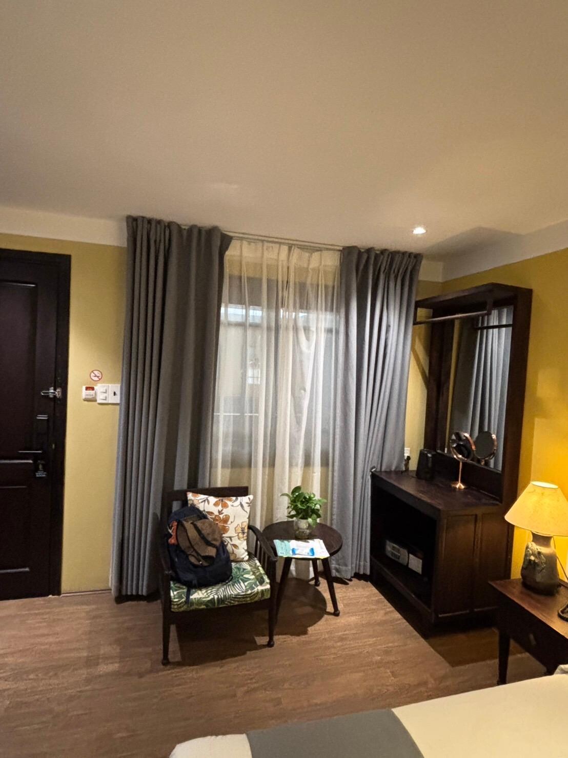 窓はあるが外ではなく内側の吹き抜けを向いていた