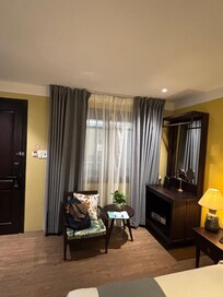 窓はあるが外ではなく内側の吹き抜けを向いていた