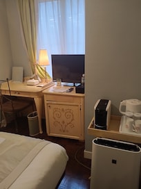 テレビの下の扉をあけると冷蔵庫があります。
この扉がちょっとずれていて残念でした😔