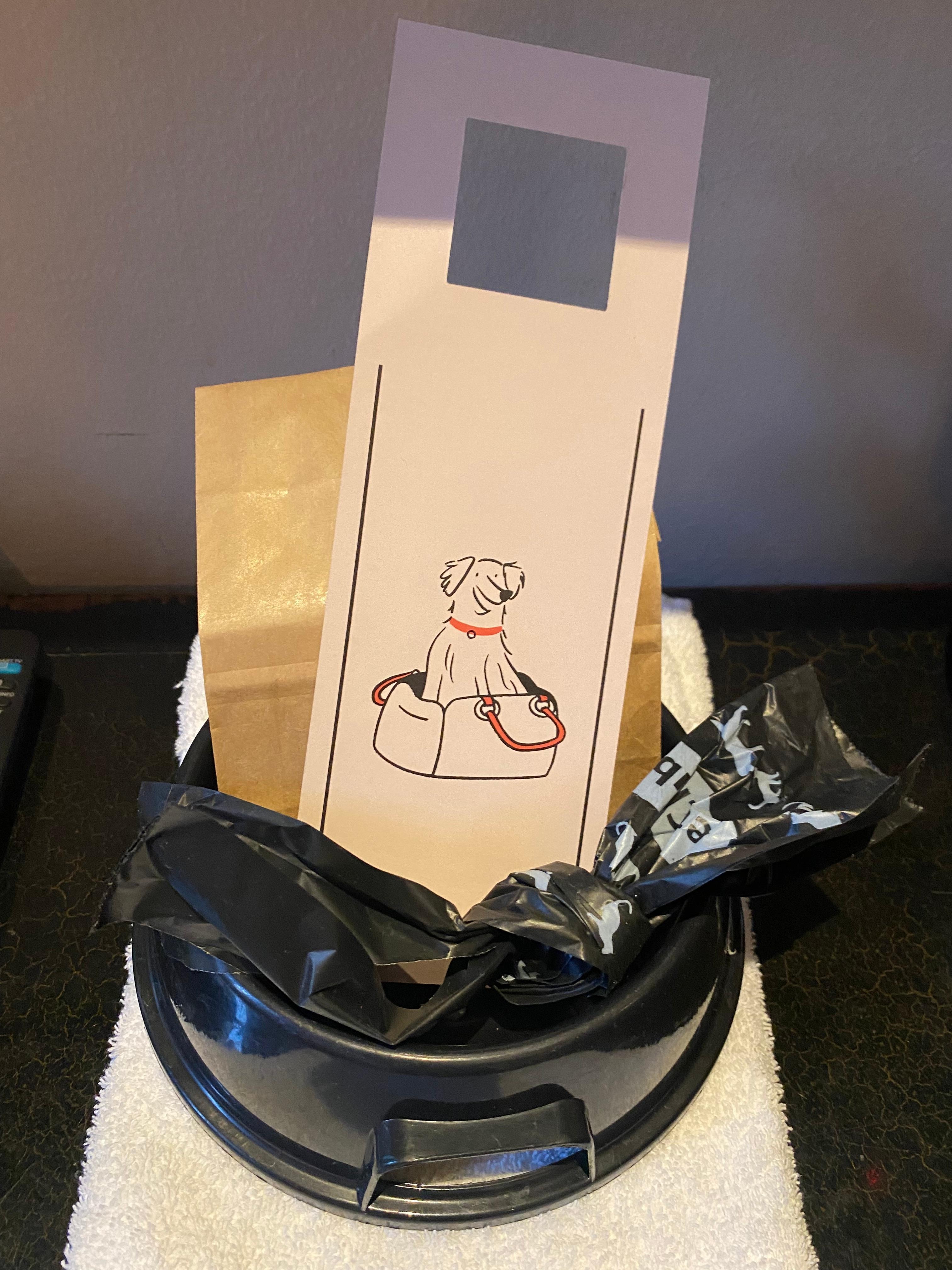 Bokat ett hundrum o vovven fick detta kit handduk, bajspåse o hundgodis ❤️