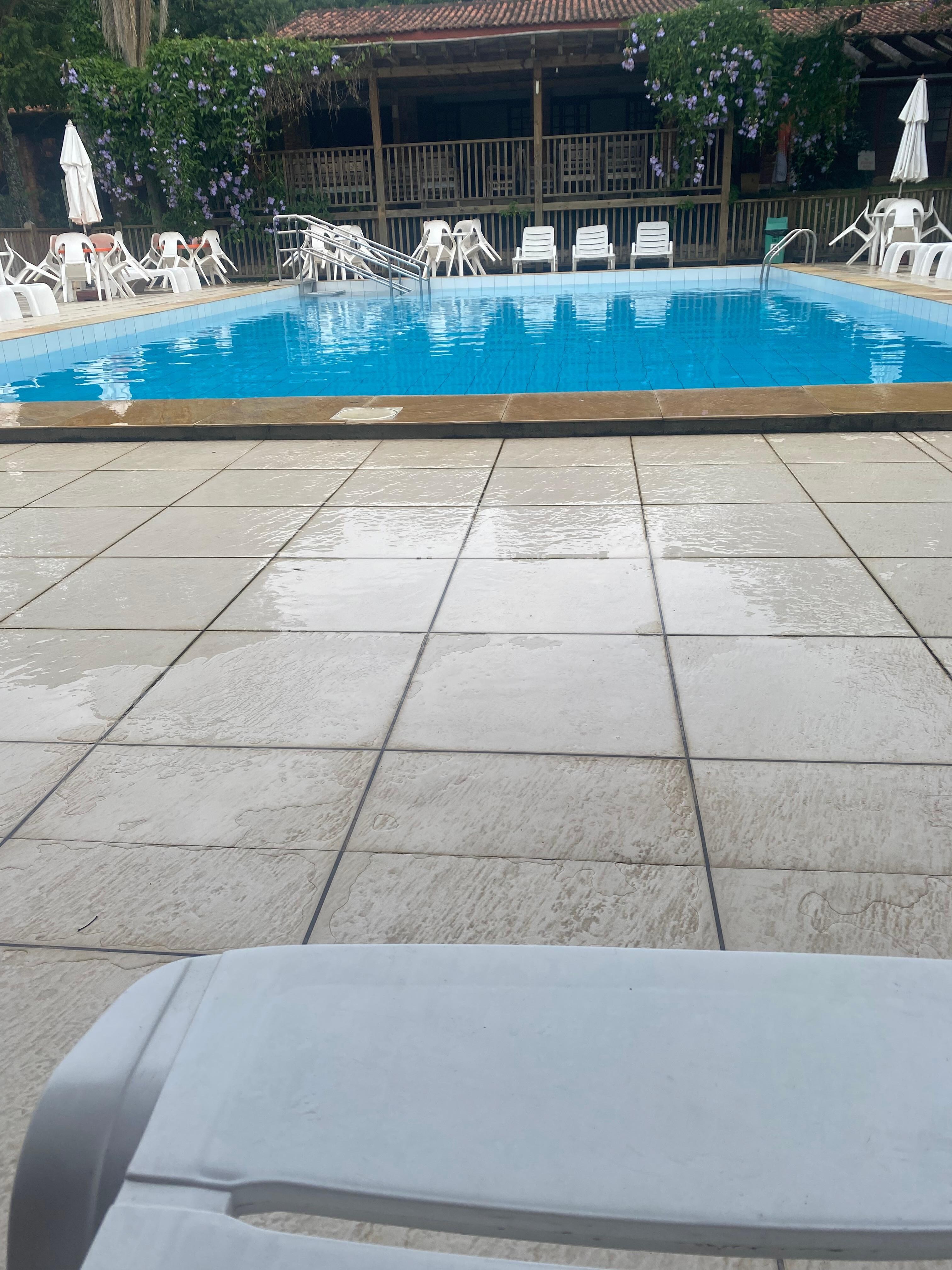 Piscina limpa e aquecida. 