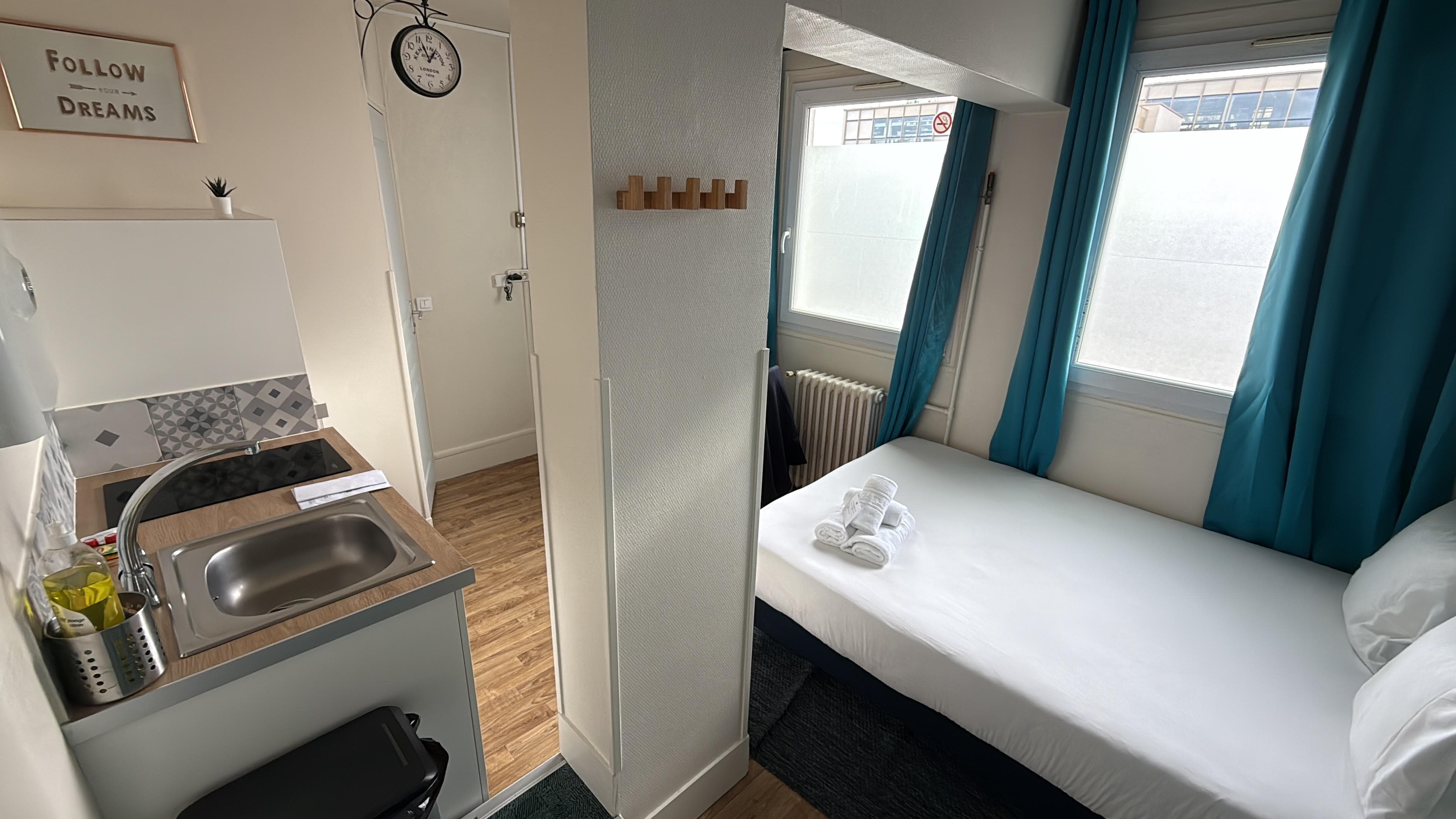 salle de bain non visible sur la photo 
mais juste derrière la cuisine 