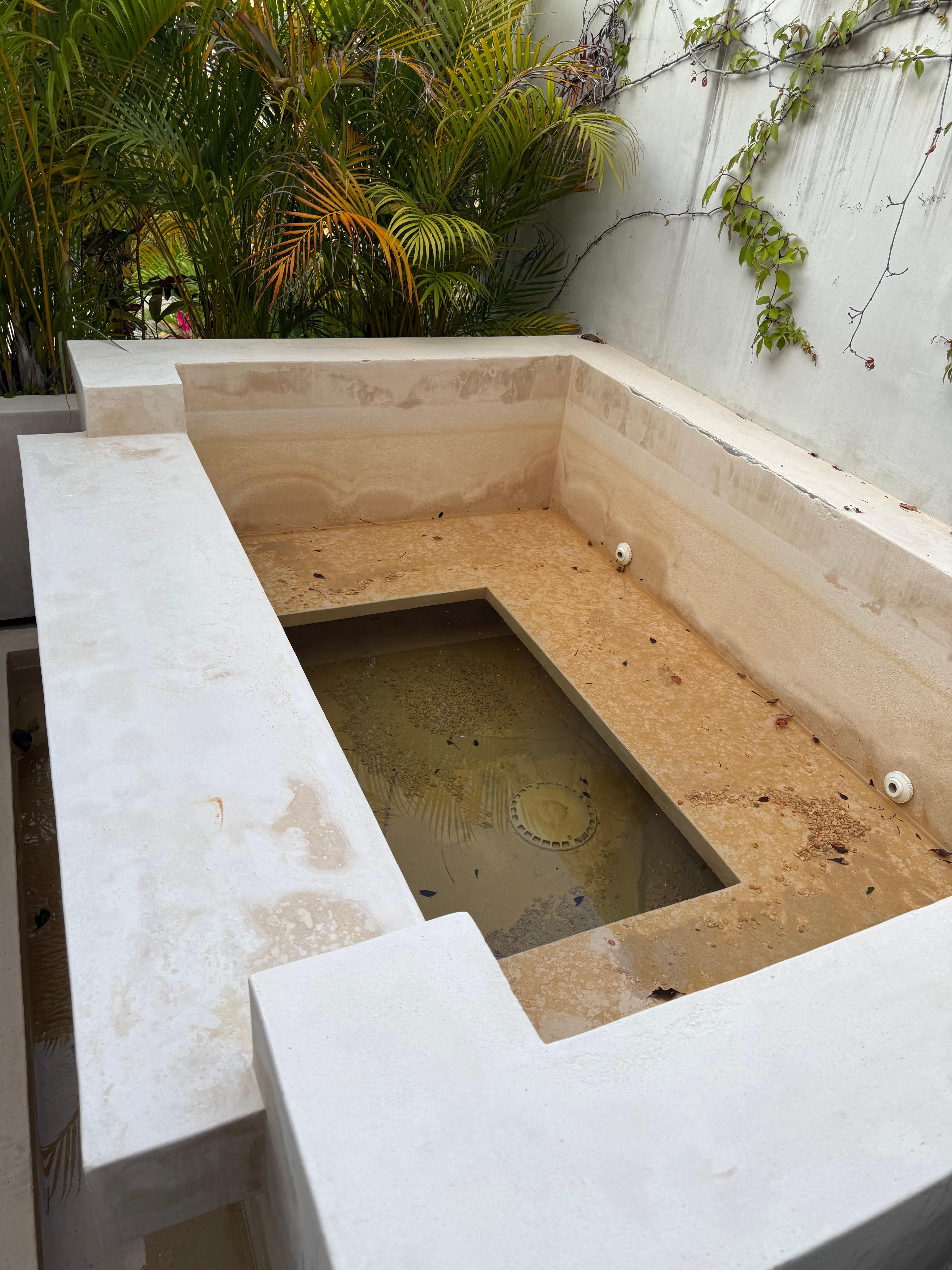 Banheira cheia de agua e sem limpeza