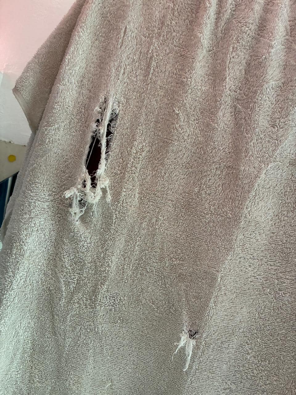 Tolhas rasgas para enxugar a pele 
Toallas rasgadas para secar la piel.
Towels torn to dry the skin.