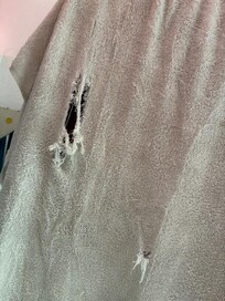 Tolhas rasgas para enxugar a pele
Toallas rasgadas para secar la piel.
Towels torn to dry the skin.