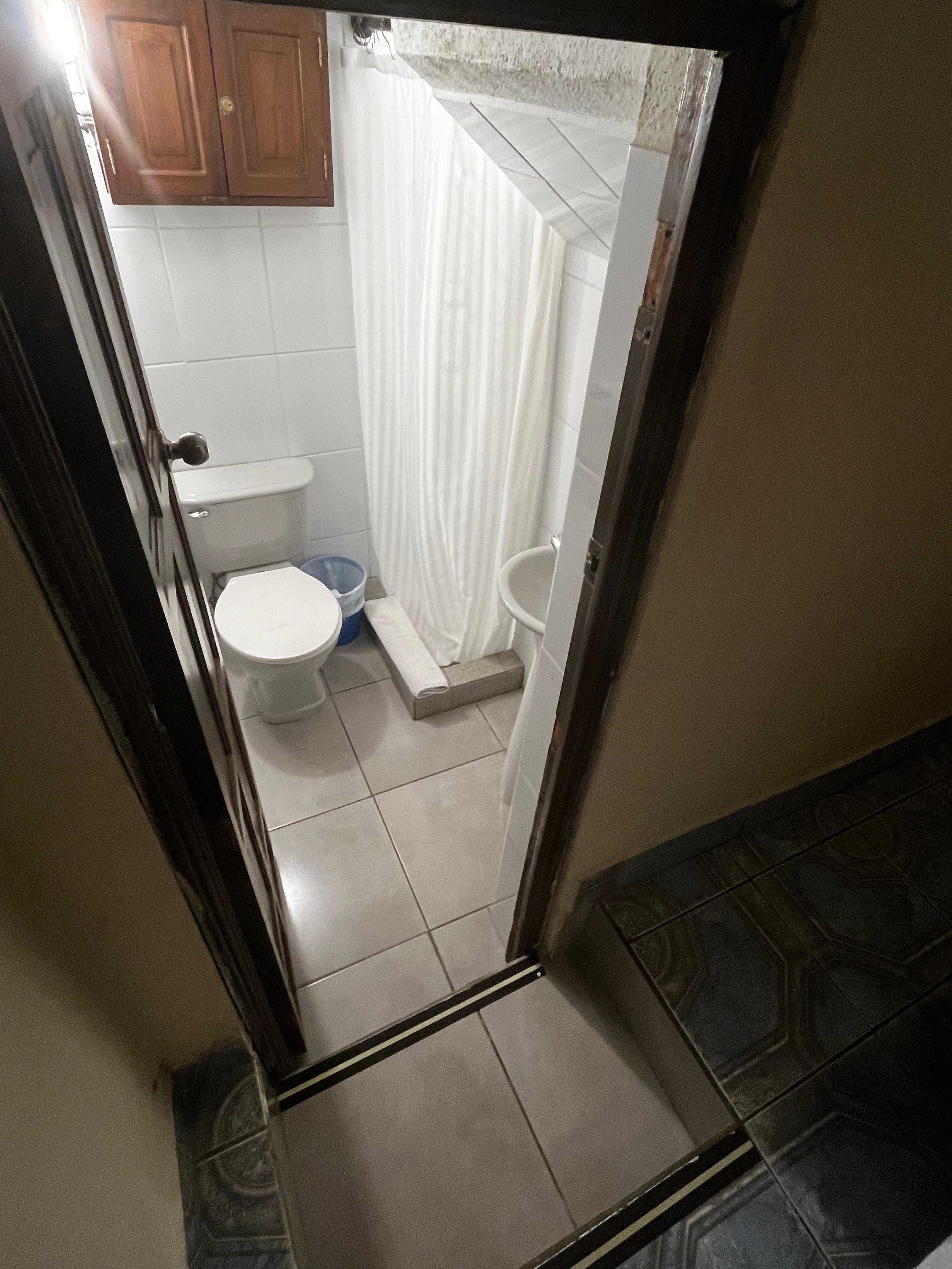 Weird hobbit bathroom (room 8)