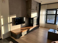 Coin salon avec foyer