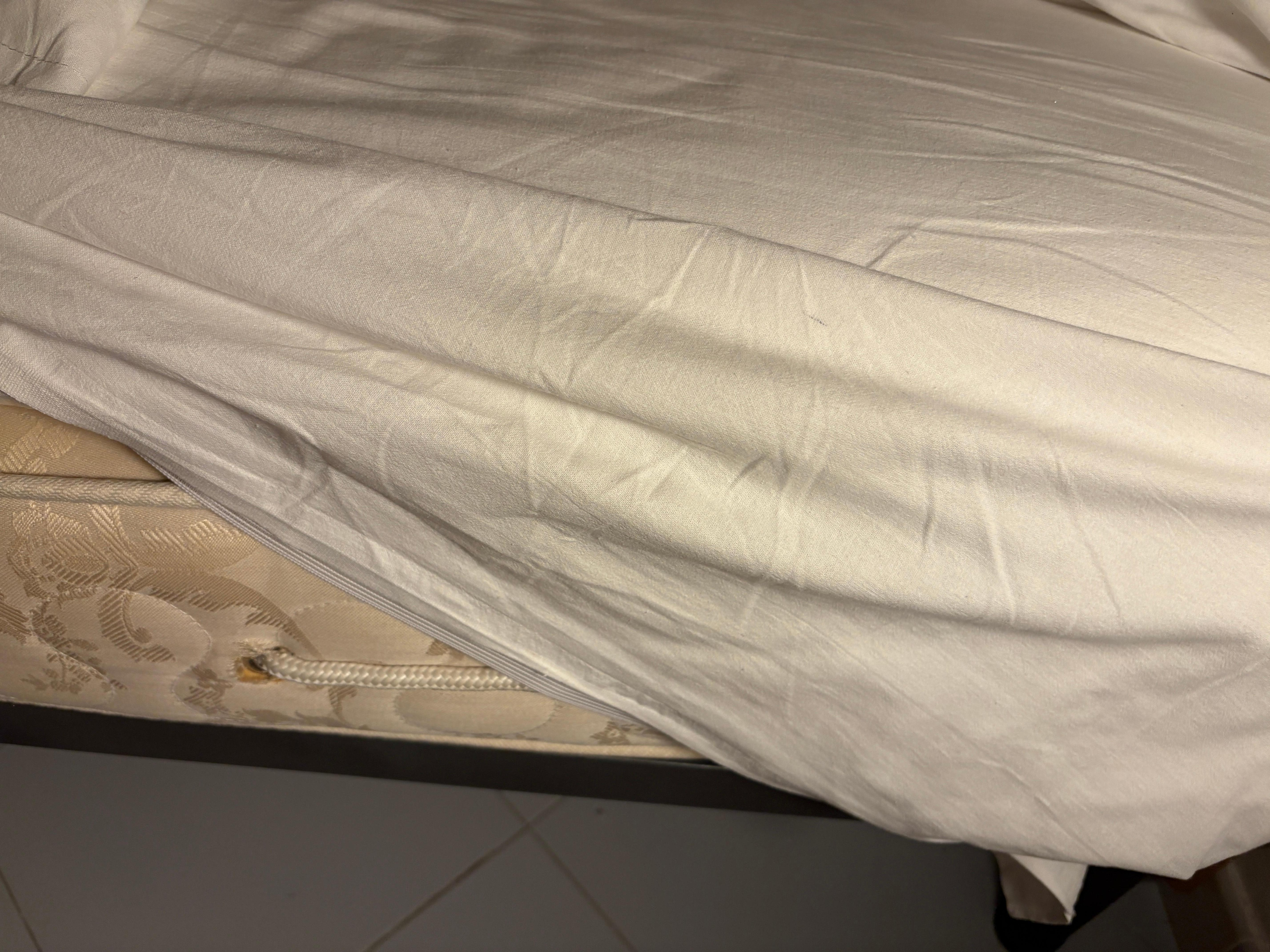 This is what happens when you don’t use a fitted sheet on a mattress