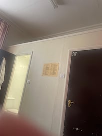 Badeværelset er en form for skab, hvor toilettet ikke sidder fast, og alt maling skaller af - også på døren.