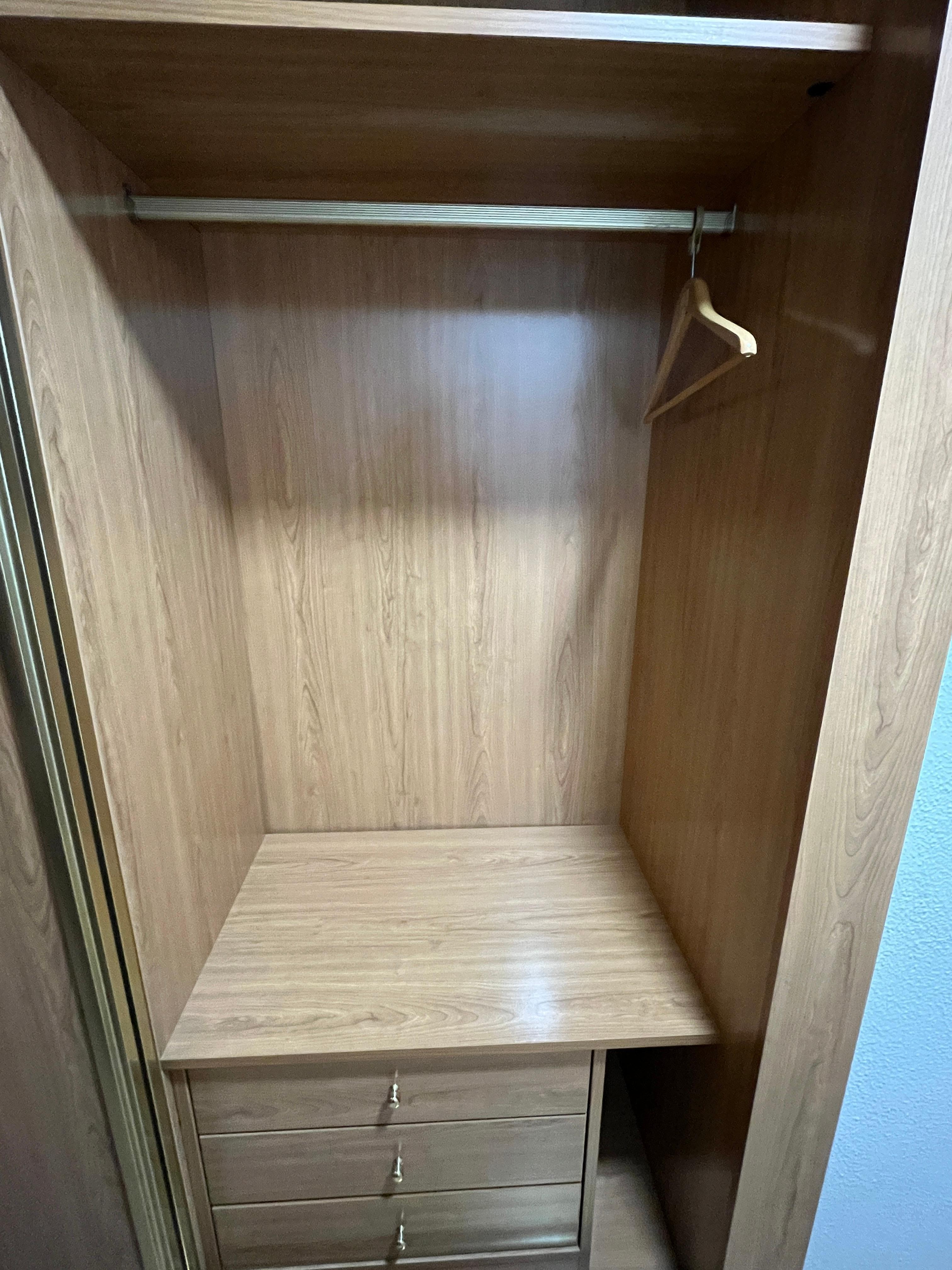 una sola percha en el armario