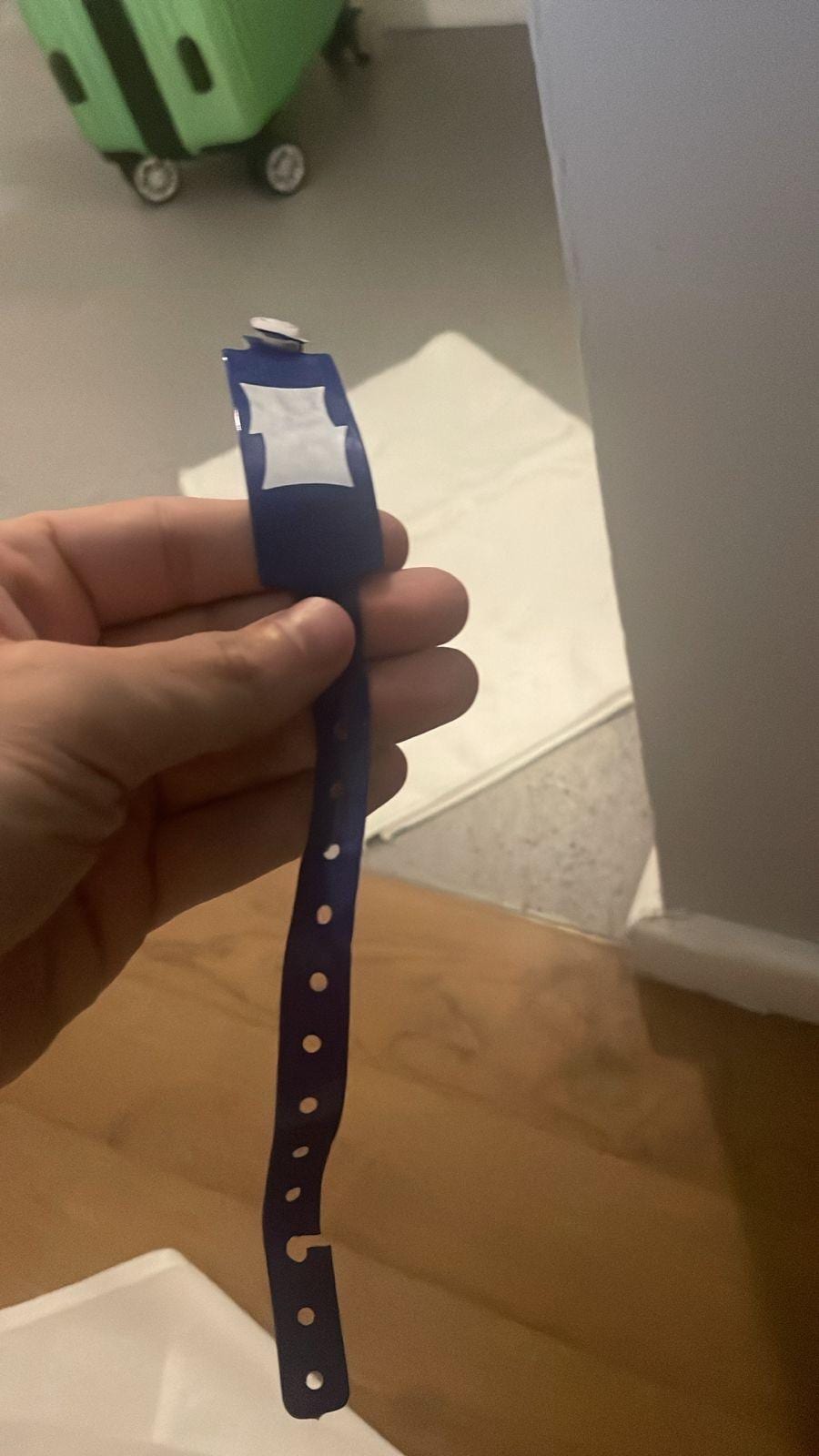 A pulseira obrigatória durante toda a estadia 