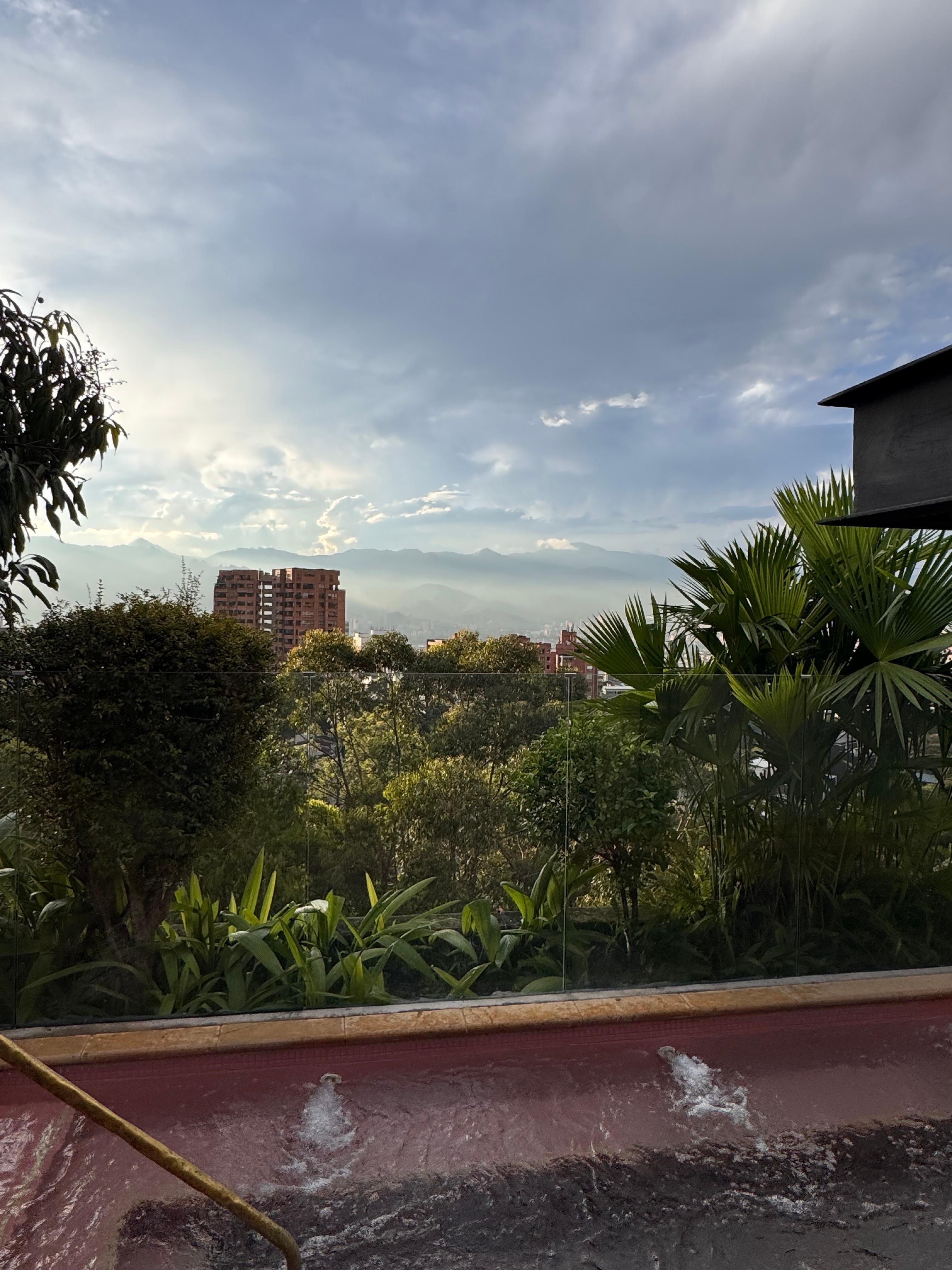 Udsigten fra rooftop hvor der er både bar og jacuzzi 