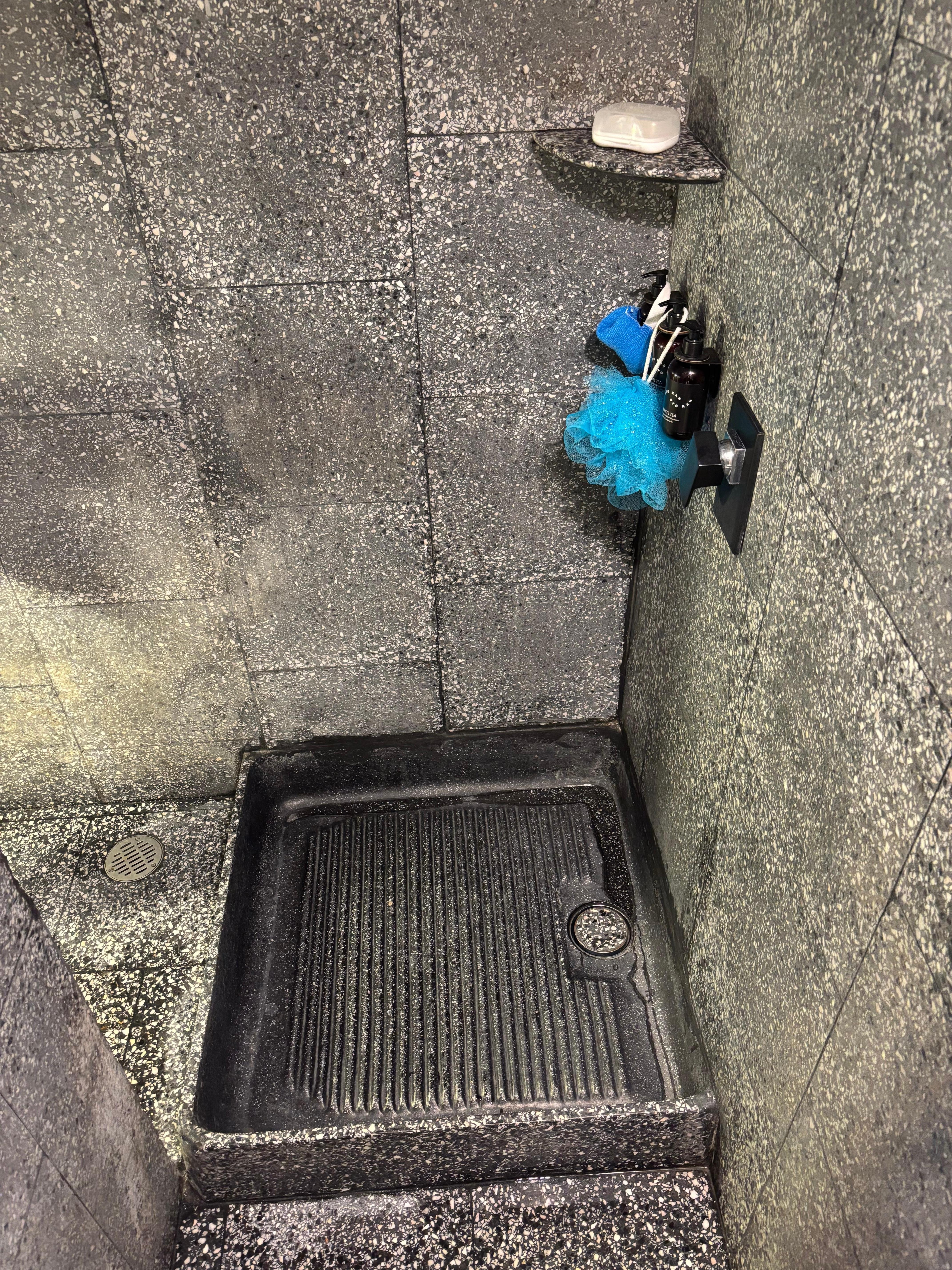 La regadera es curiosa, solo que se salpica mucho afuera de esa base y como el baño no tiene ventilación, guarda mucha humedad que luego se siente en toda la habitación en general. 