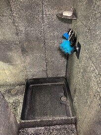 La regadera es curiosa, solo que se salpica mucho afuera de esa base y como el baño no tiene ventilación, guarda mucha humedad que luego se siente en toda la habitación en general.