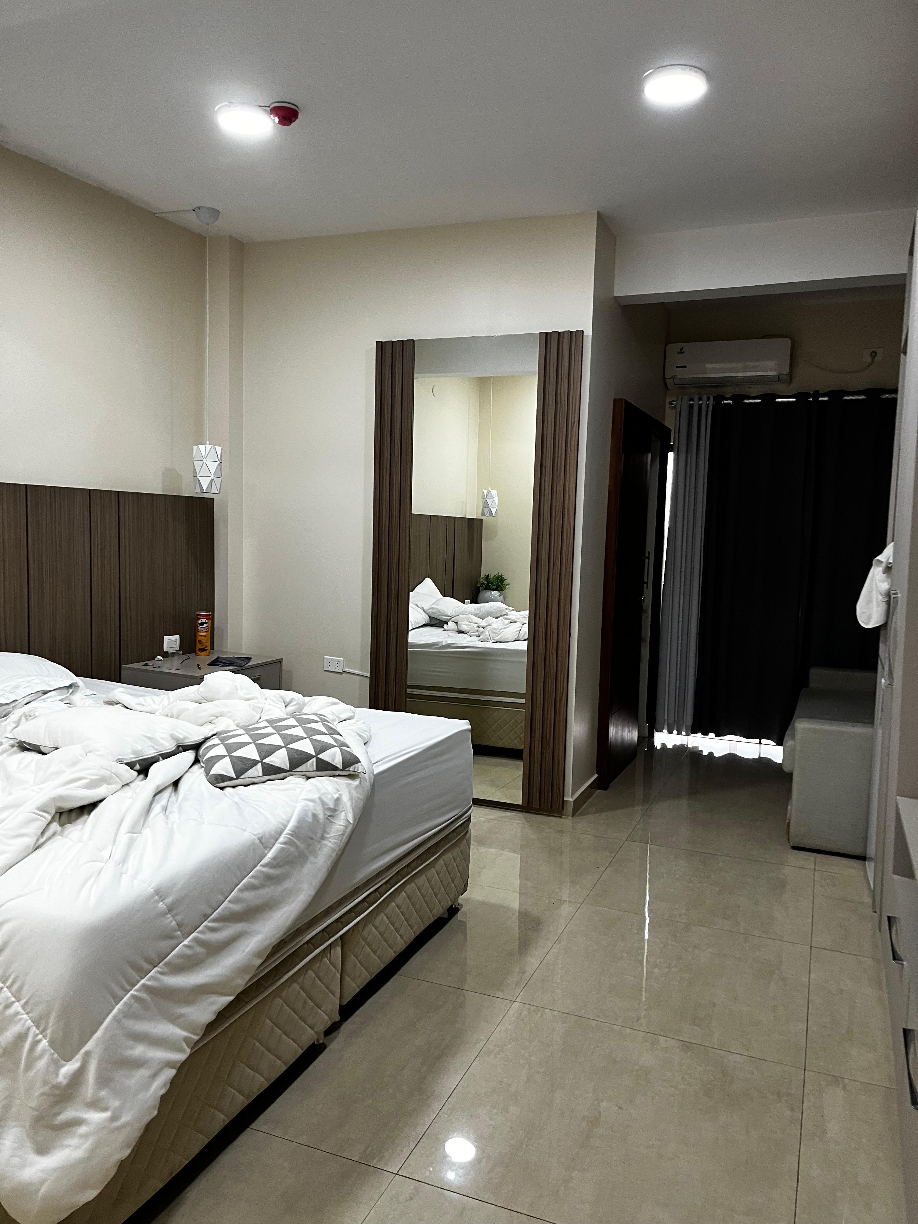 Quarto muito bom, equipado com tv frigobar e ar 