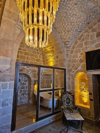 Harika bir atmosfer yaratılmış. Bir de Mardin...Hersey masalsı