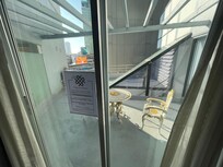 バルコニーからアソーク駅が見えます。喫煙スペースでもあります。
