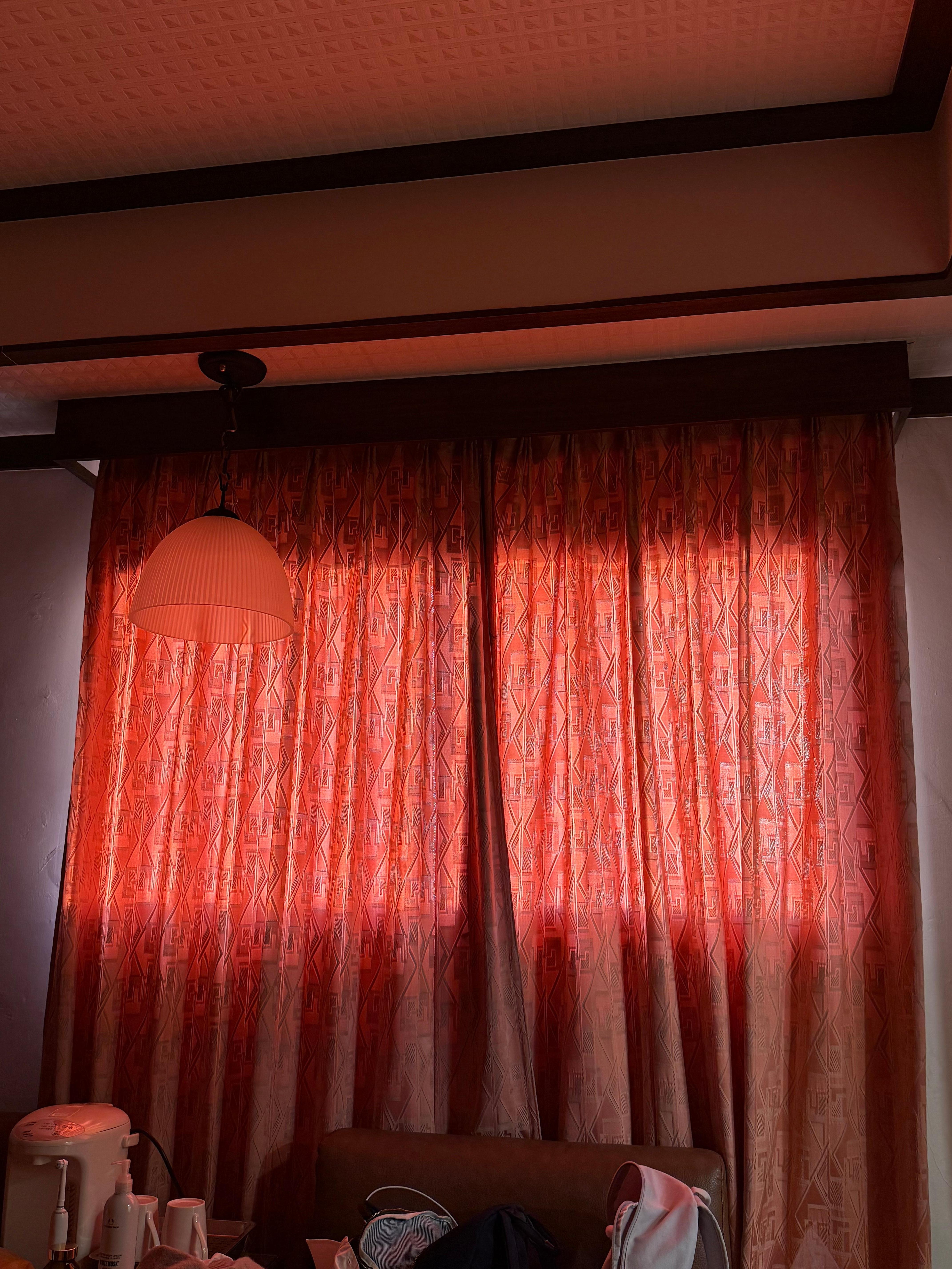 老舊的窗簾、嚴重脫線灰塵，白天呈現紅色的房間。