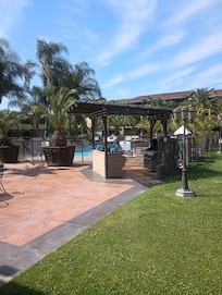 Pool & BBQ area.