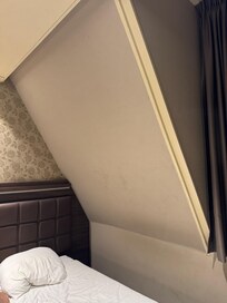 Essa inclinação do teto requer cuidado ao se levantar