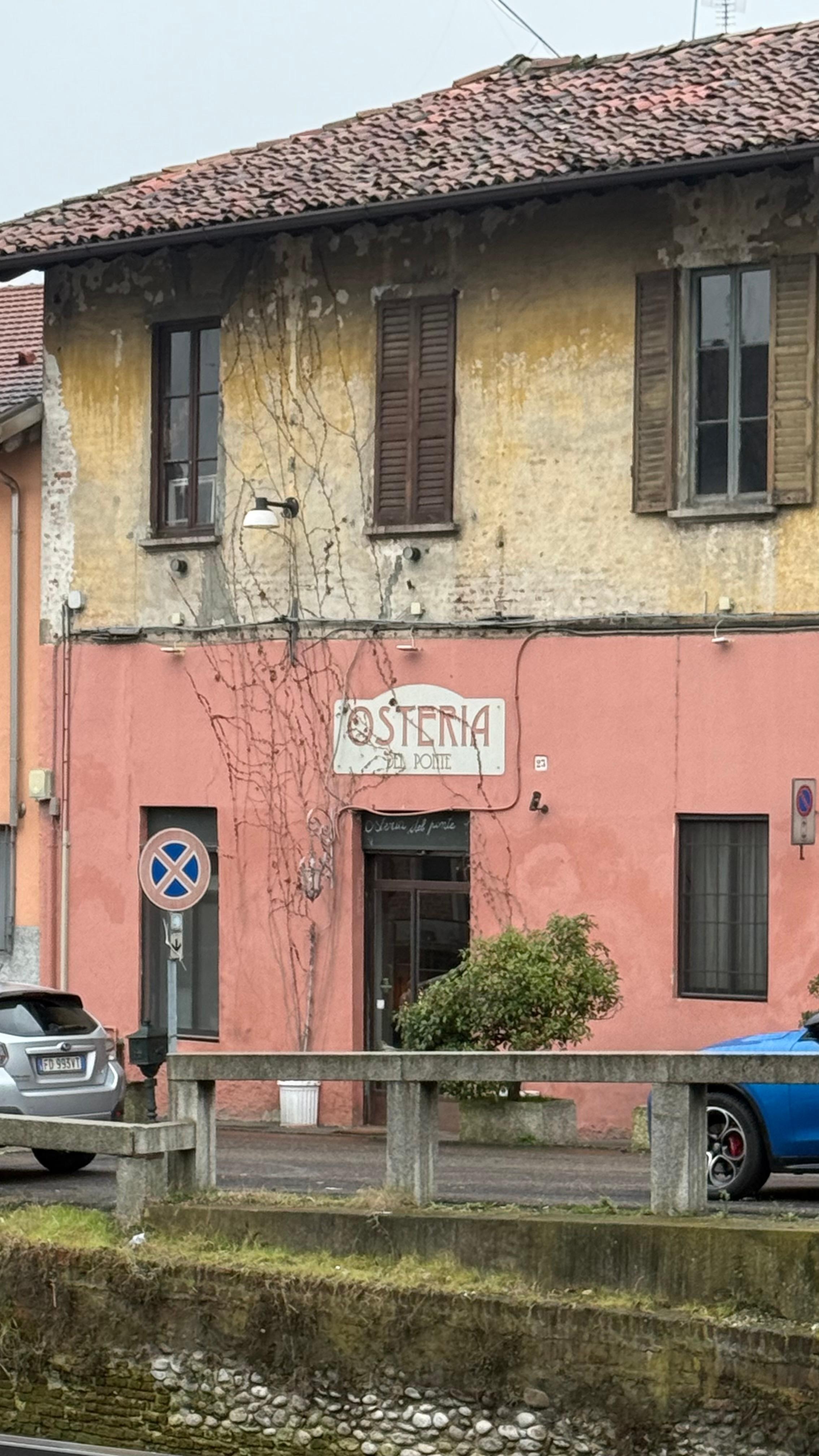 Excellent restaurant 300 feet from hotel