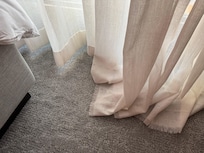 ボロボロのカーテン