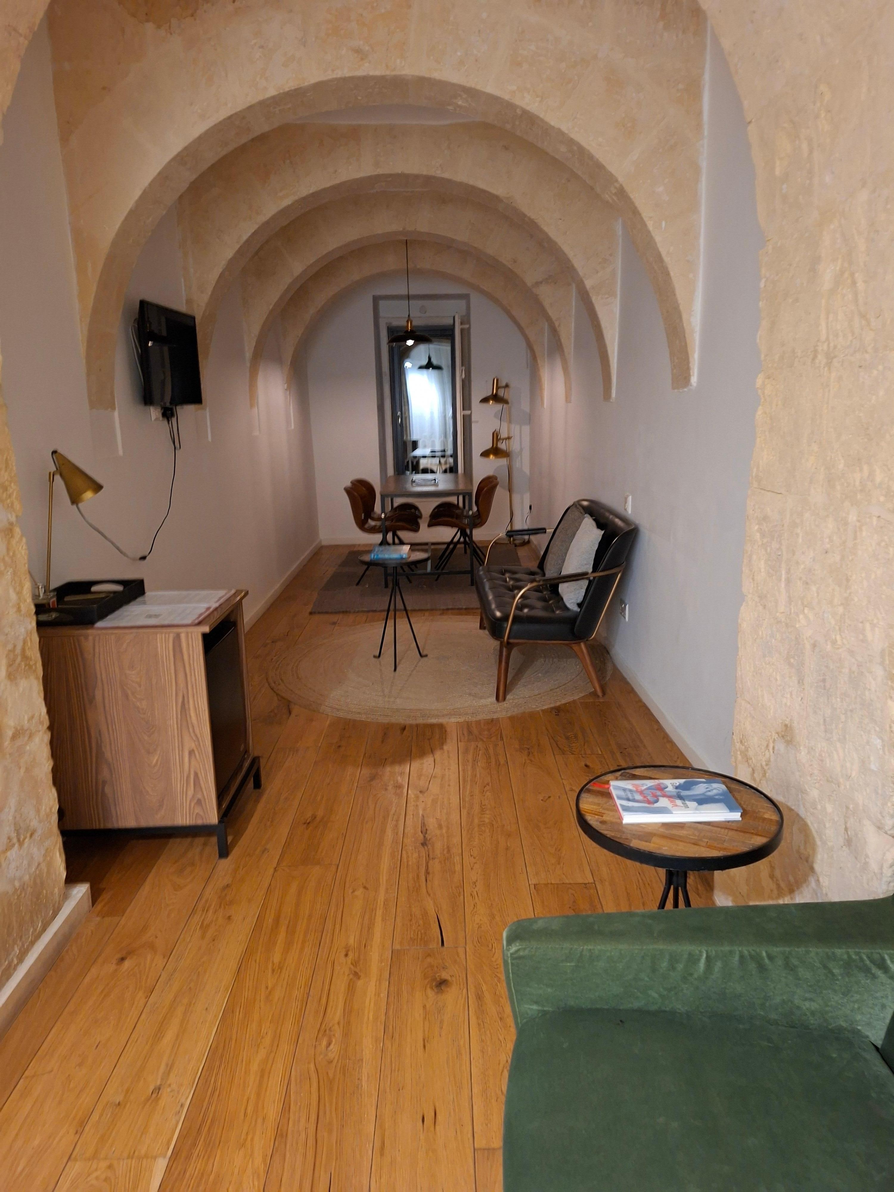 "salon d'entrée" avec sa fenêtre sur rue.