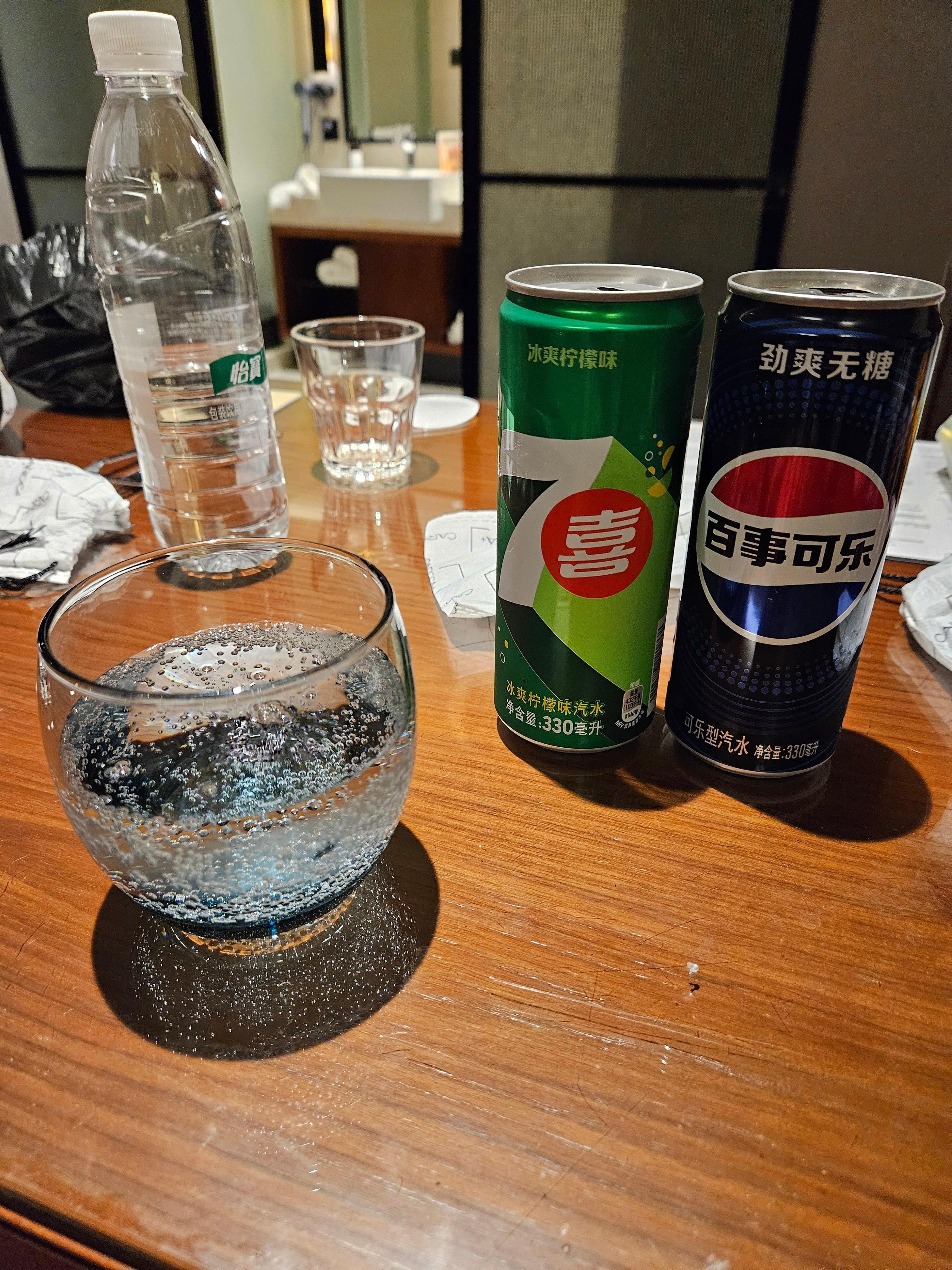 Sempre deixavam duas latas de refrigerante gratuitas na geladeira depois da arrumação. 