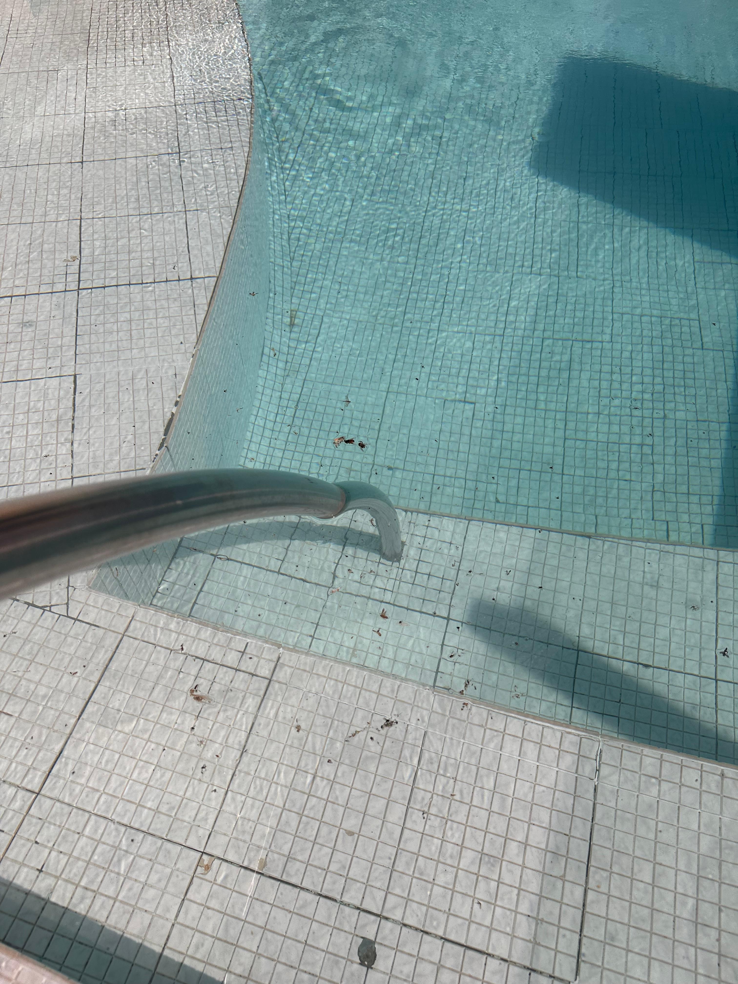 Piscina com lodo de protetor solar