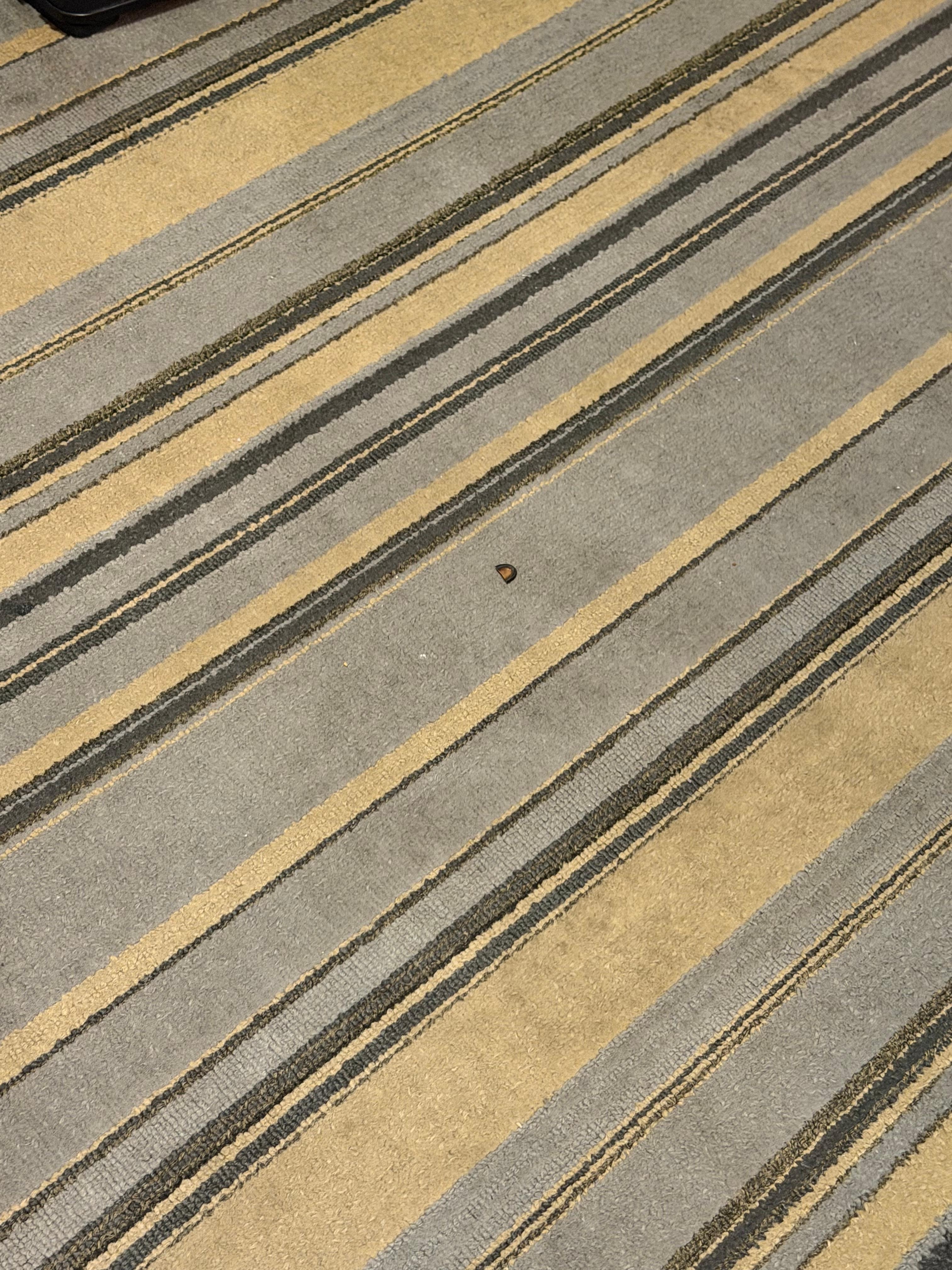 地上污漬還有瓜子殼