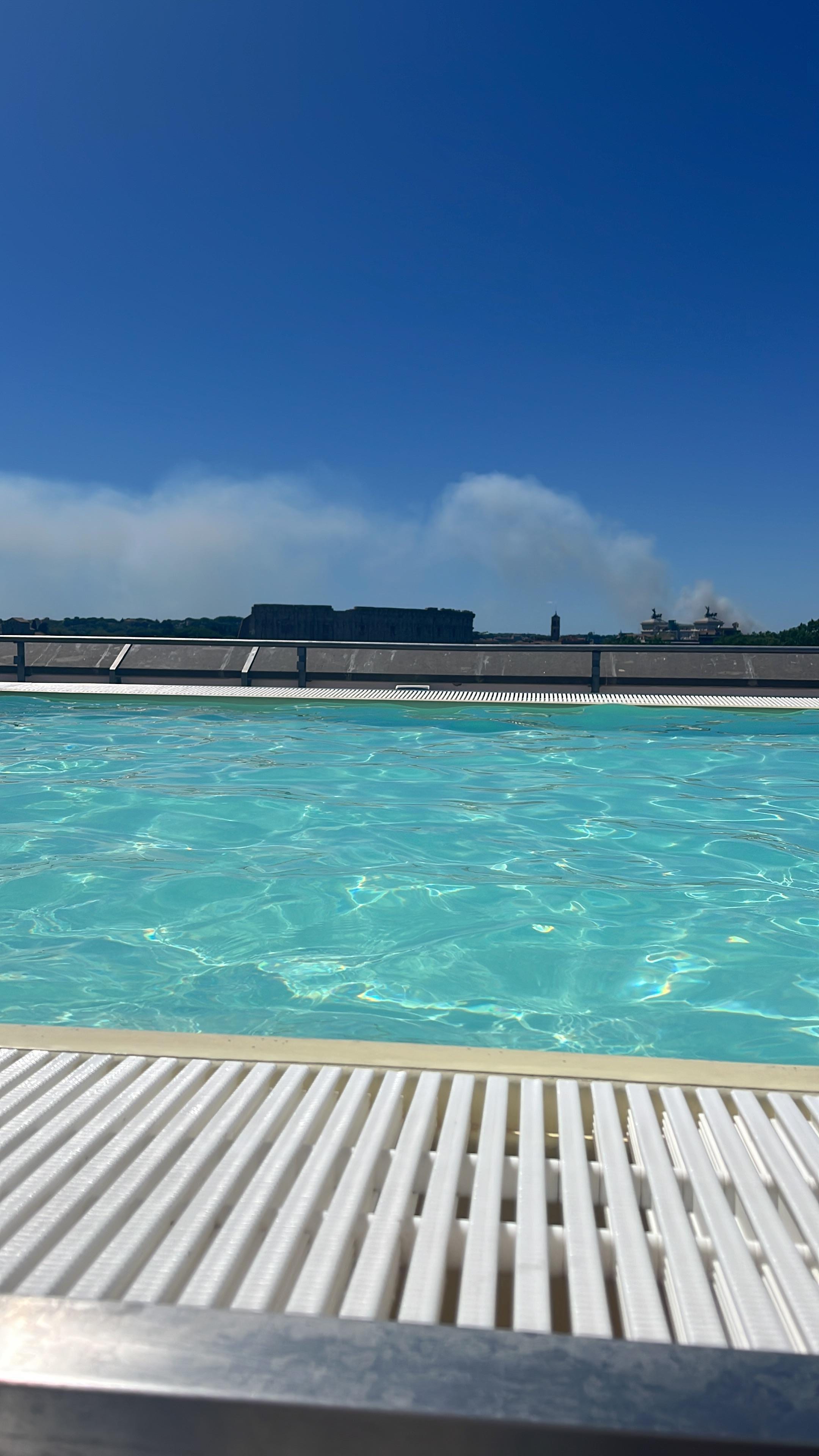 Piscina com vista para o Coliseu 