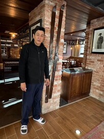 Restaurante muito bem decorado com equipamentos antigos