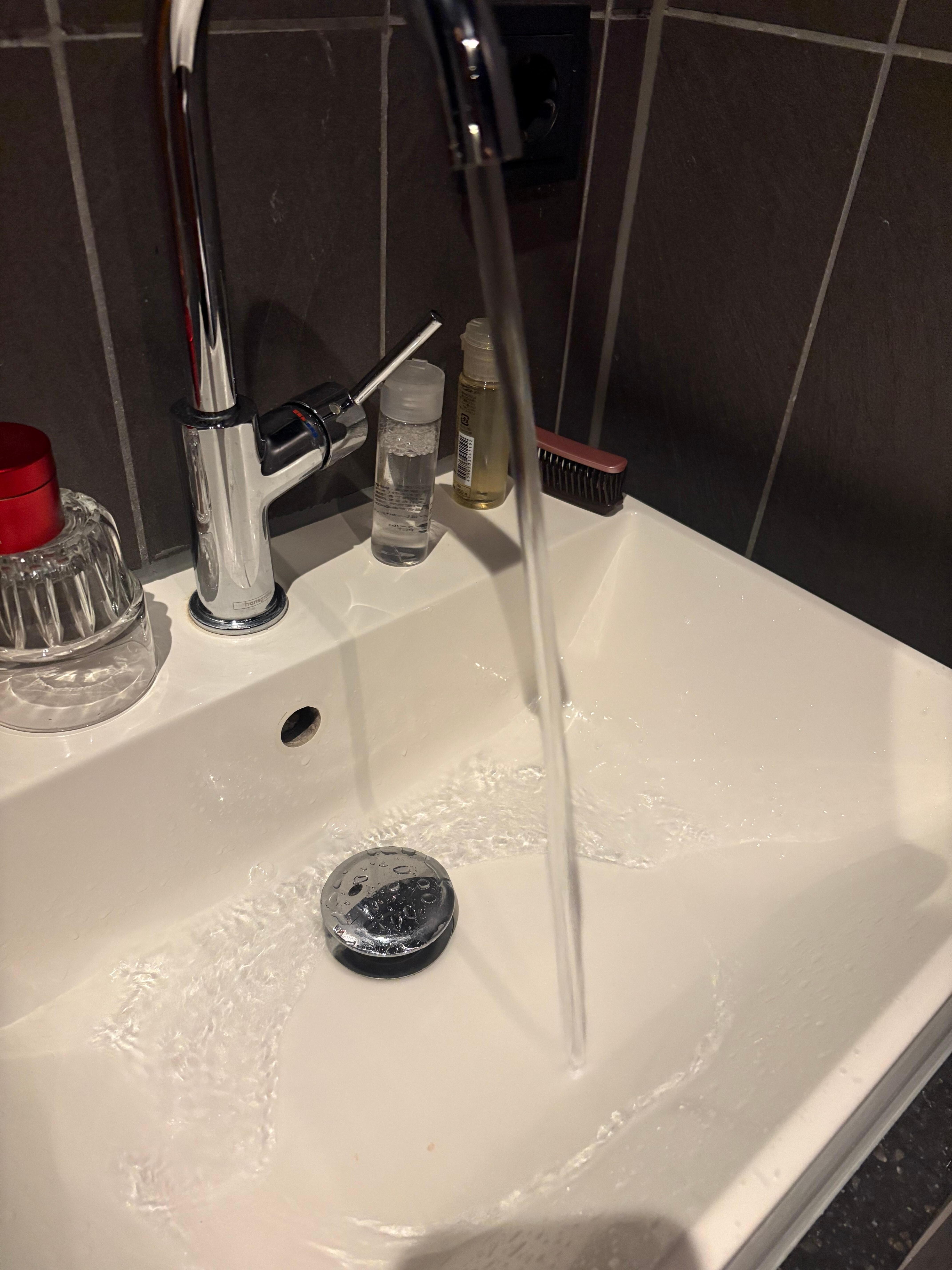 The sink splashes water easily