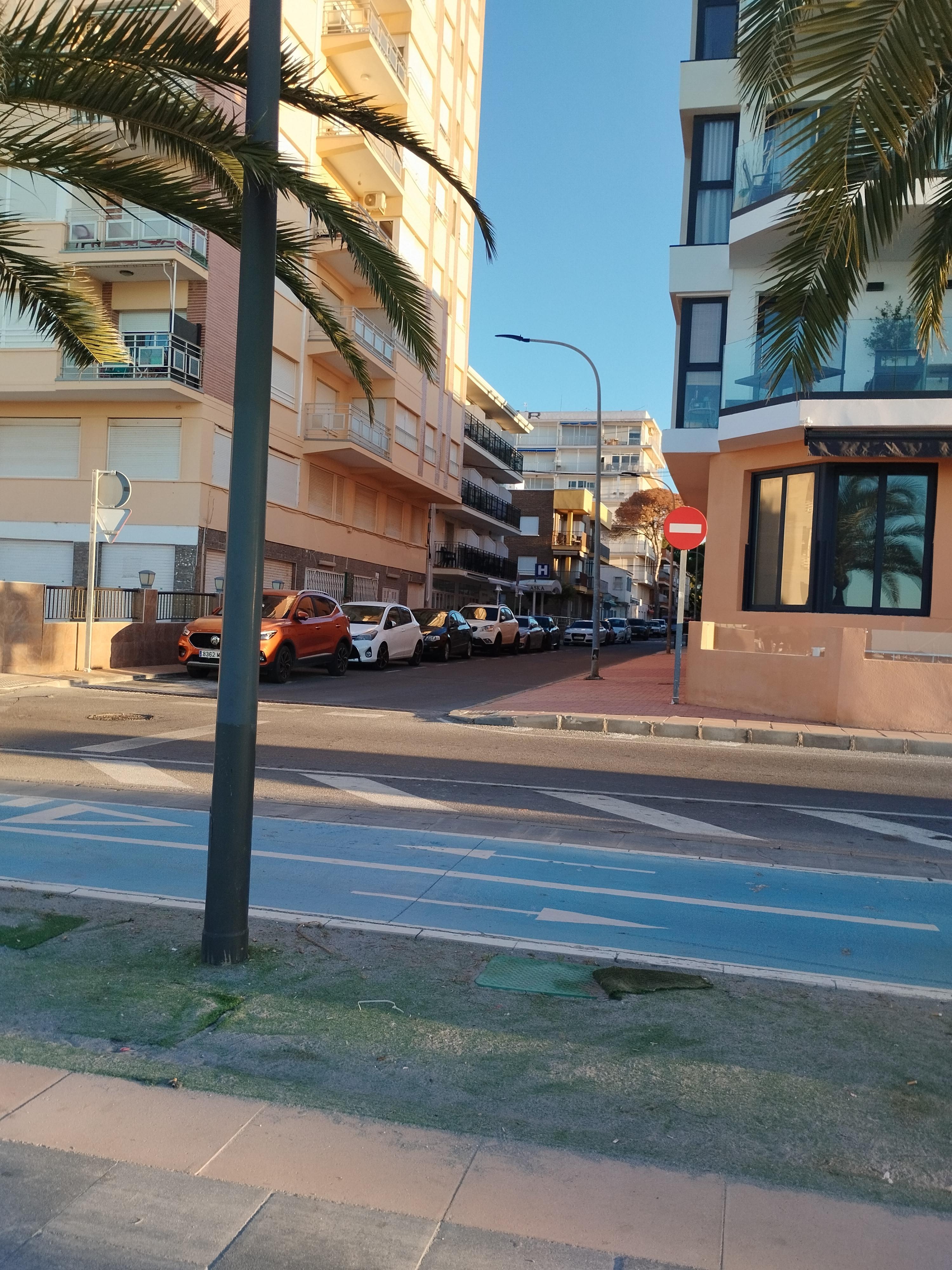 Cruzas y tienes playa y paseo marítimo 
