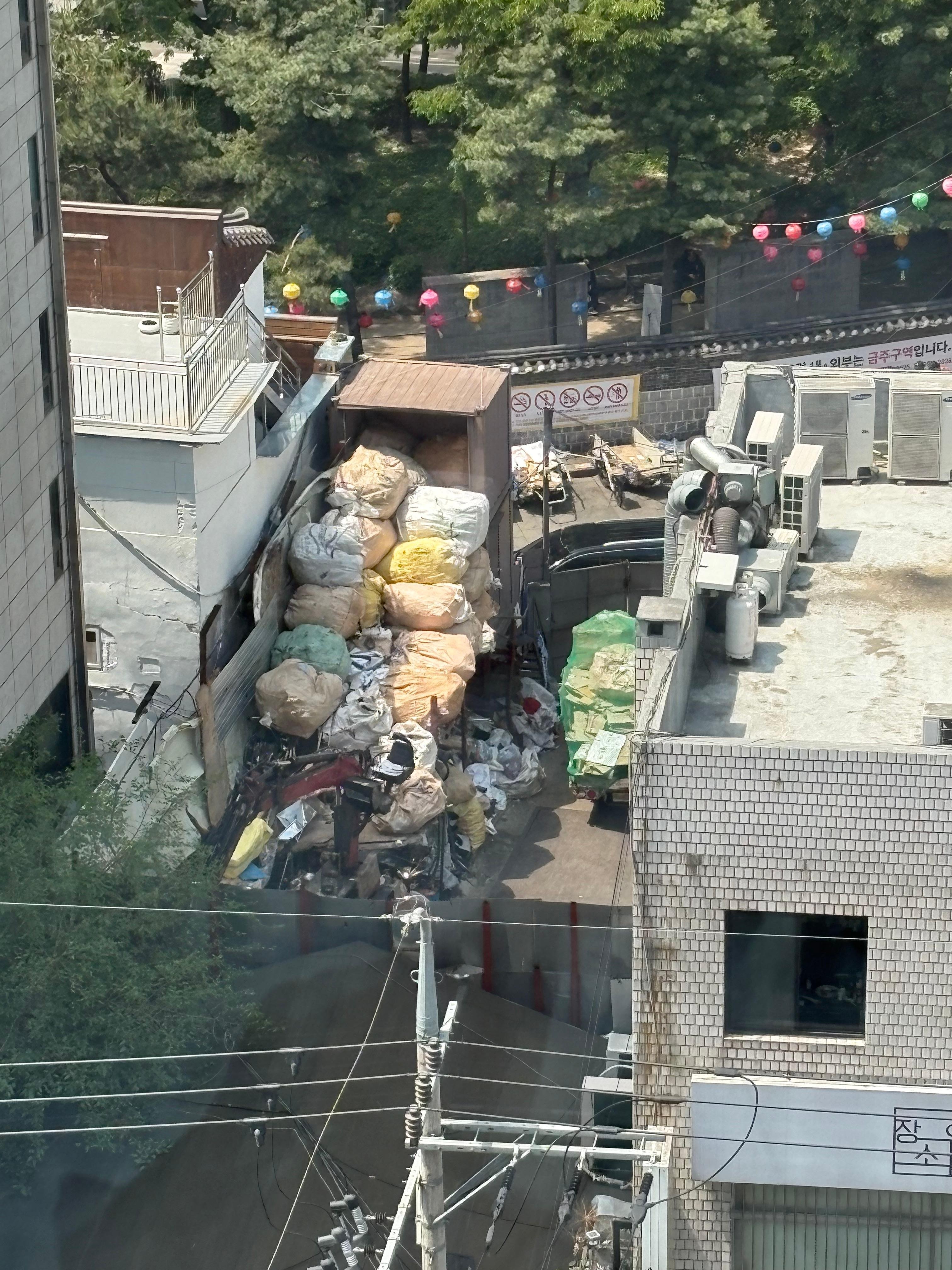 Vue de la chambre, vue sur la ville était gâchée par une décharge de papier juste en dessous.