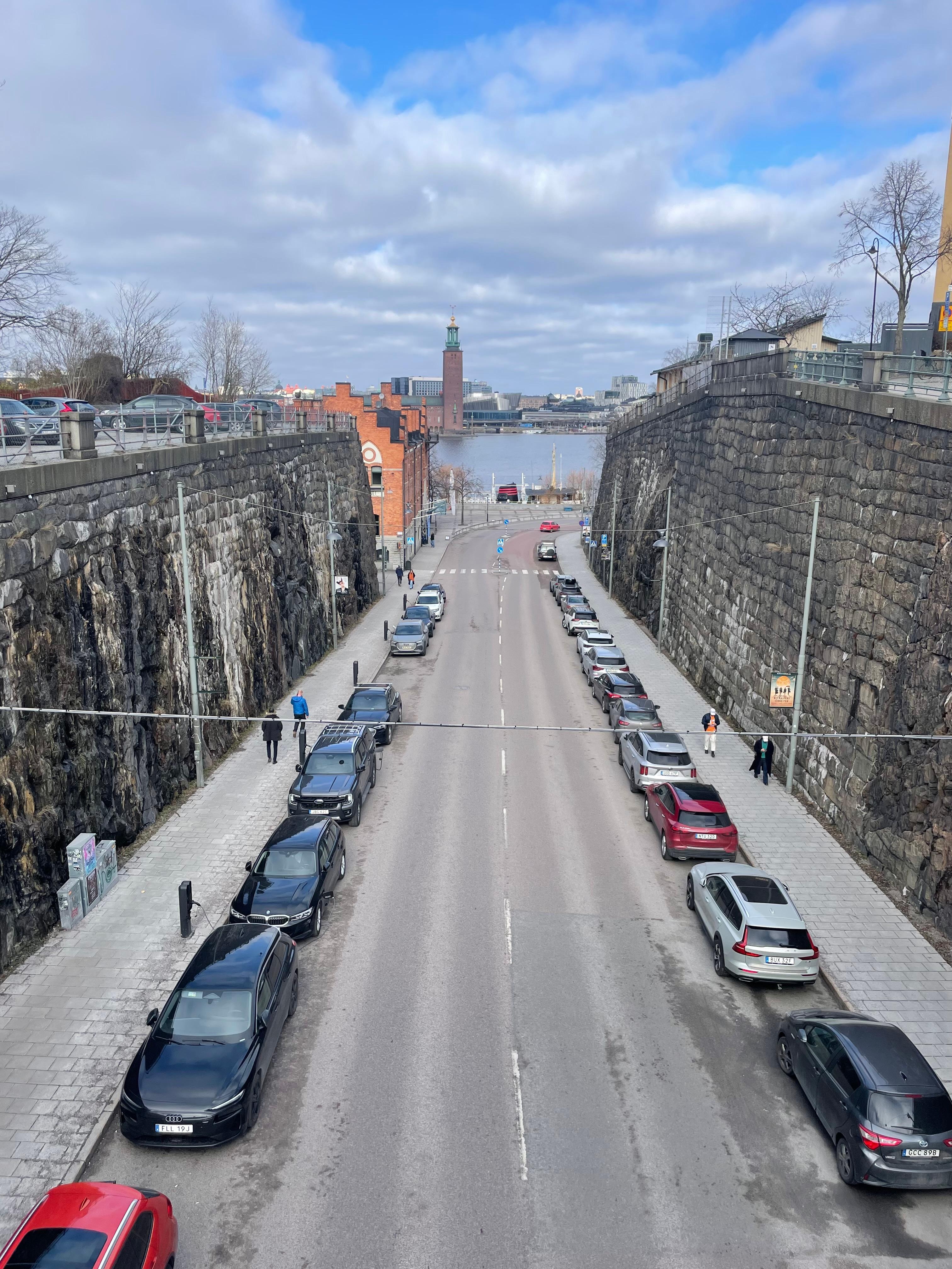 From a short distance from the hotel a view of City Hall 