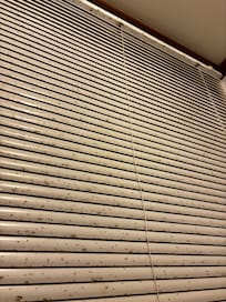 Ulækre persienner i brusekabinen