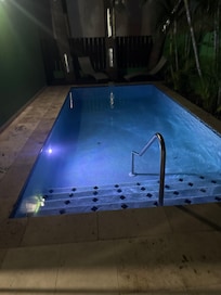 Nice little pool. Very clean