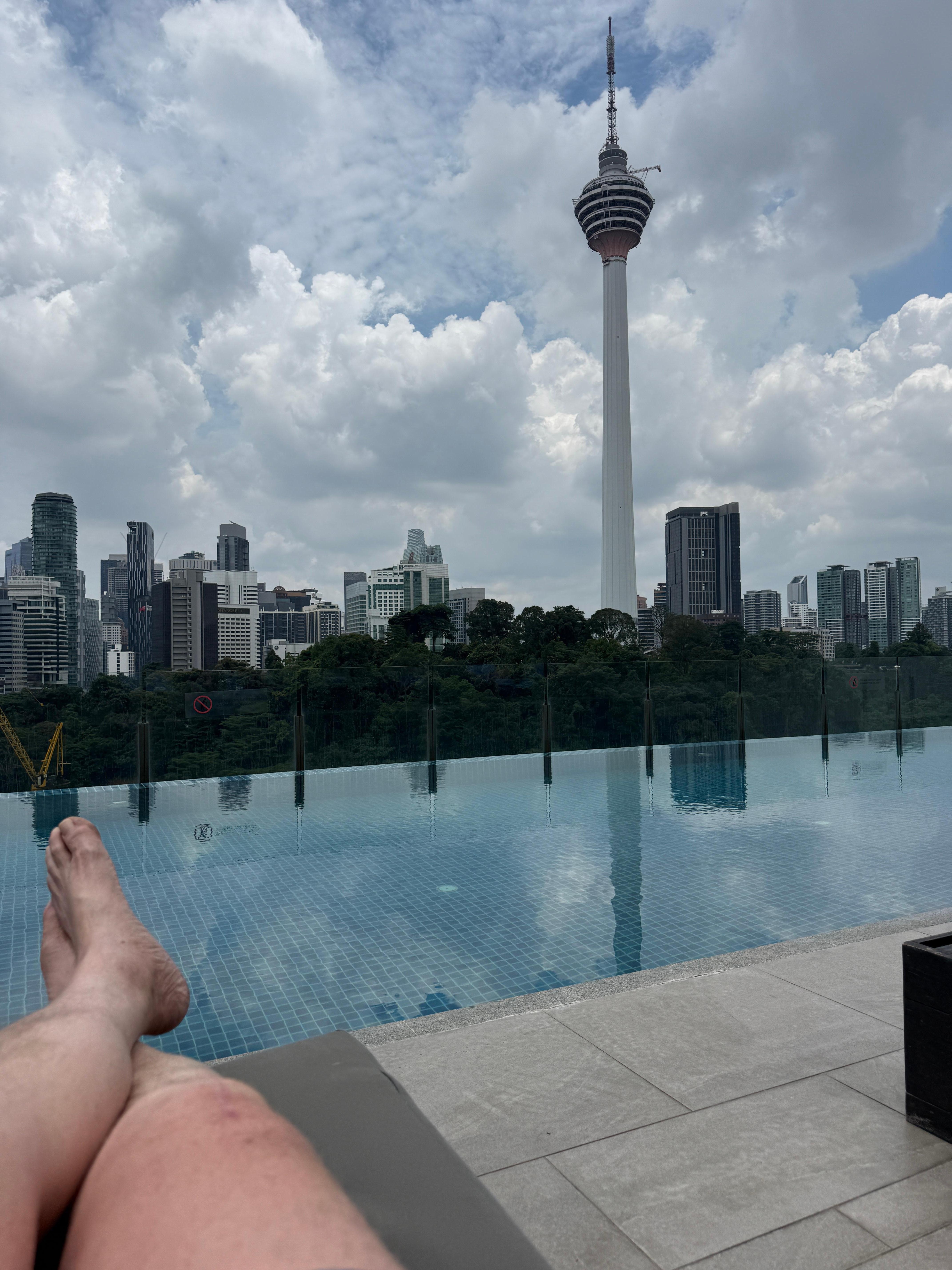 Fint basseng men burde vært større. Mye folk. 