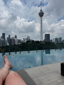 Fint basseng men burde vært større. Mye folk.