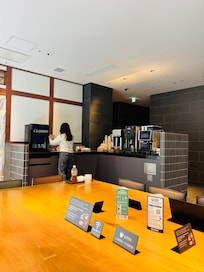 로비의 무료 음료와 사케 바, 공용 테이블