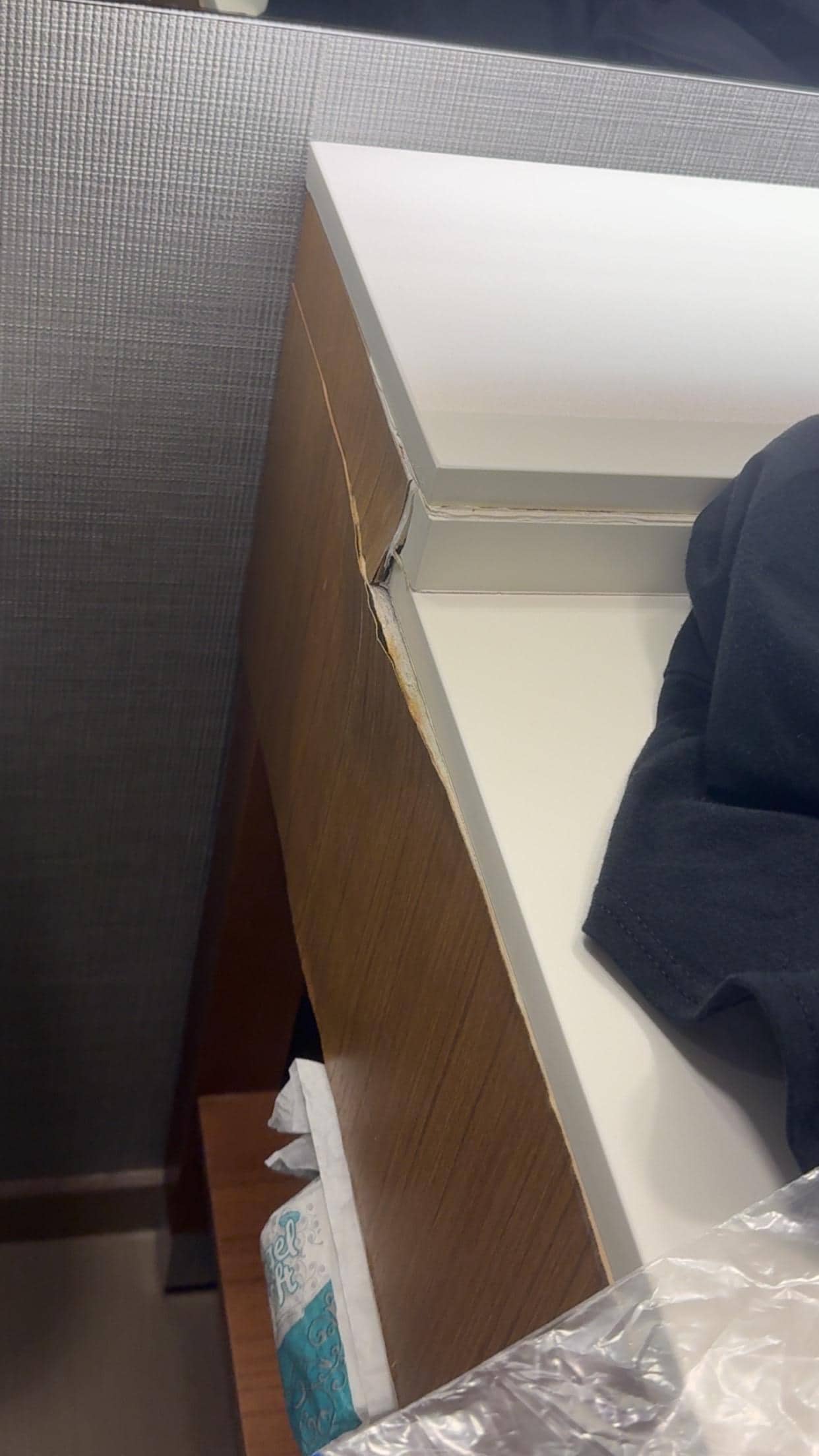 Water damage on bathroom
Vounter