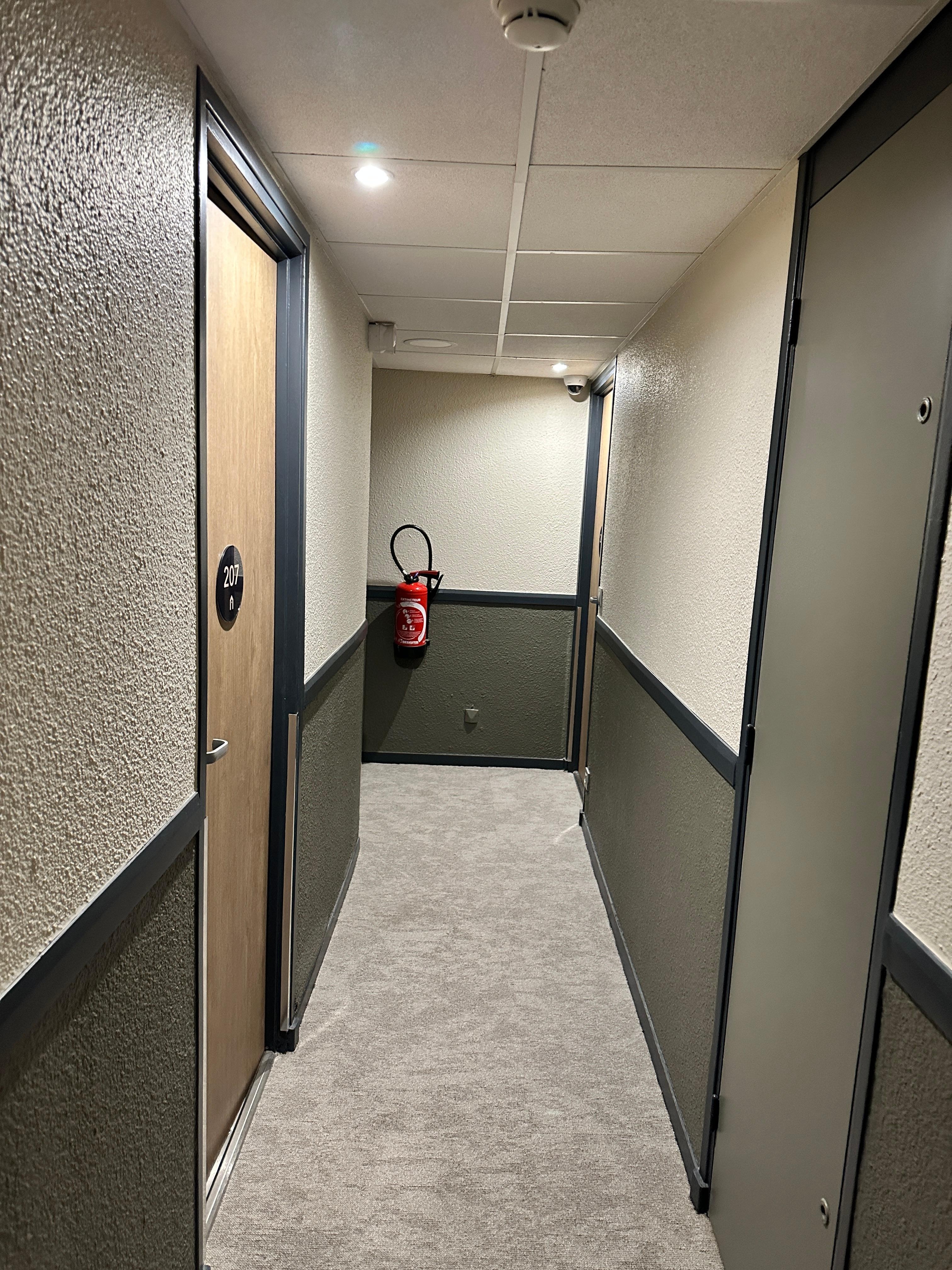 Couloir pour accéder aux chambres 